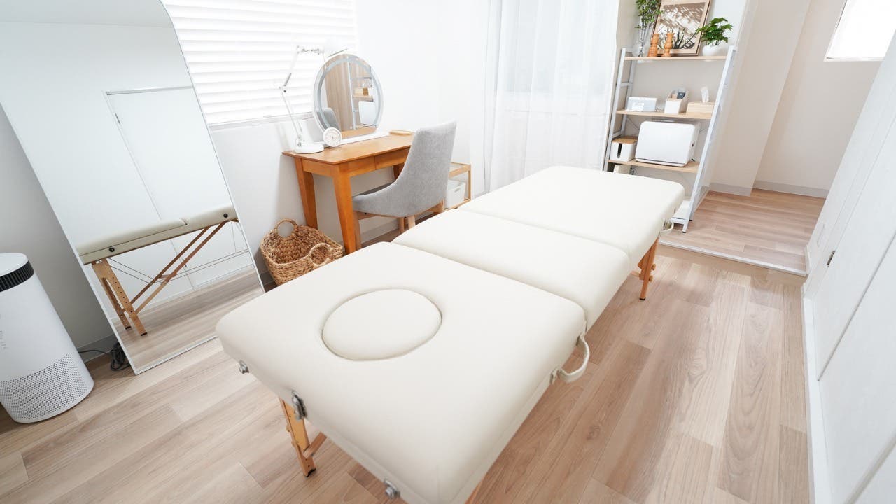 【🎊オープン記念価格】八王子駅5分｜完全個室レンタルサロン🌿白×木目の温もりある上質空間✨無料備品も多数ご用意◎の写真2