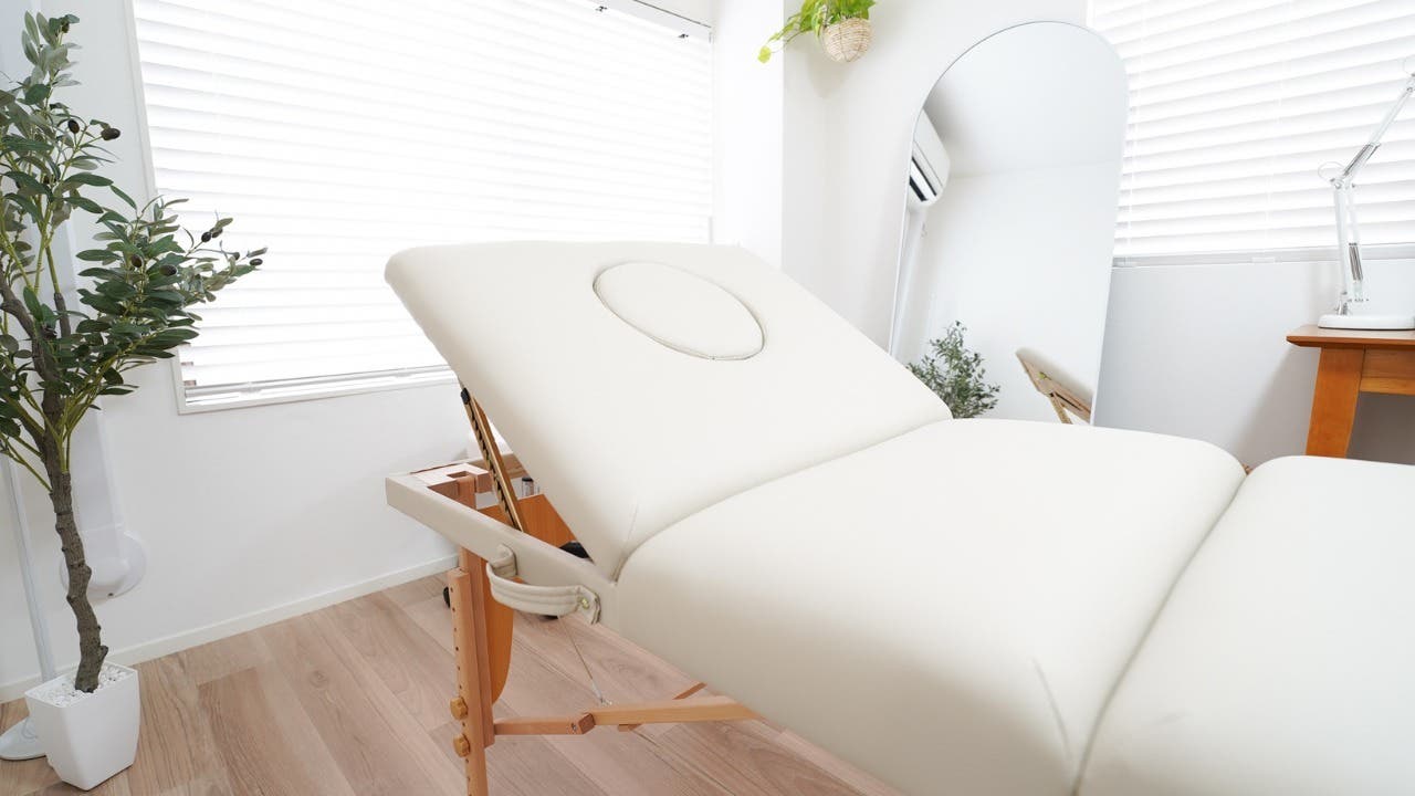 【🎊オープン記念価格】八王子駅5分｜完全個室レンタルサロン🌿白×木目の温もりある上質空間✨無料備品も多数ご用意◎の写真9