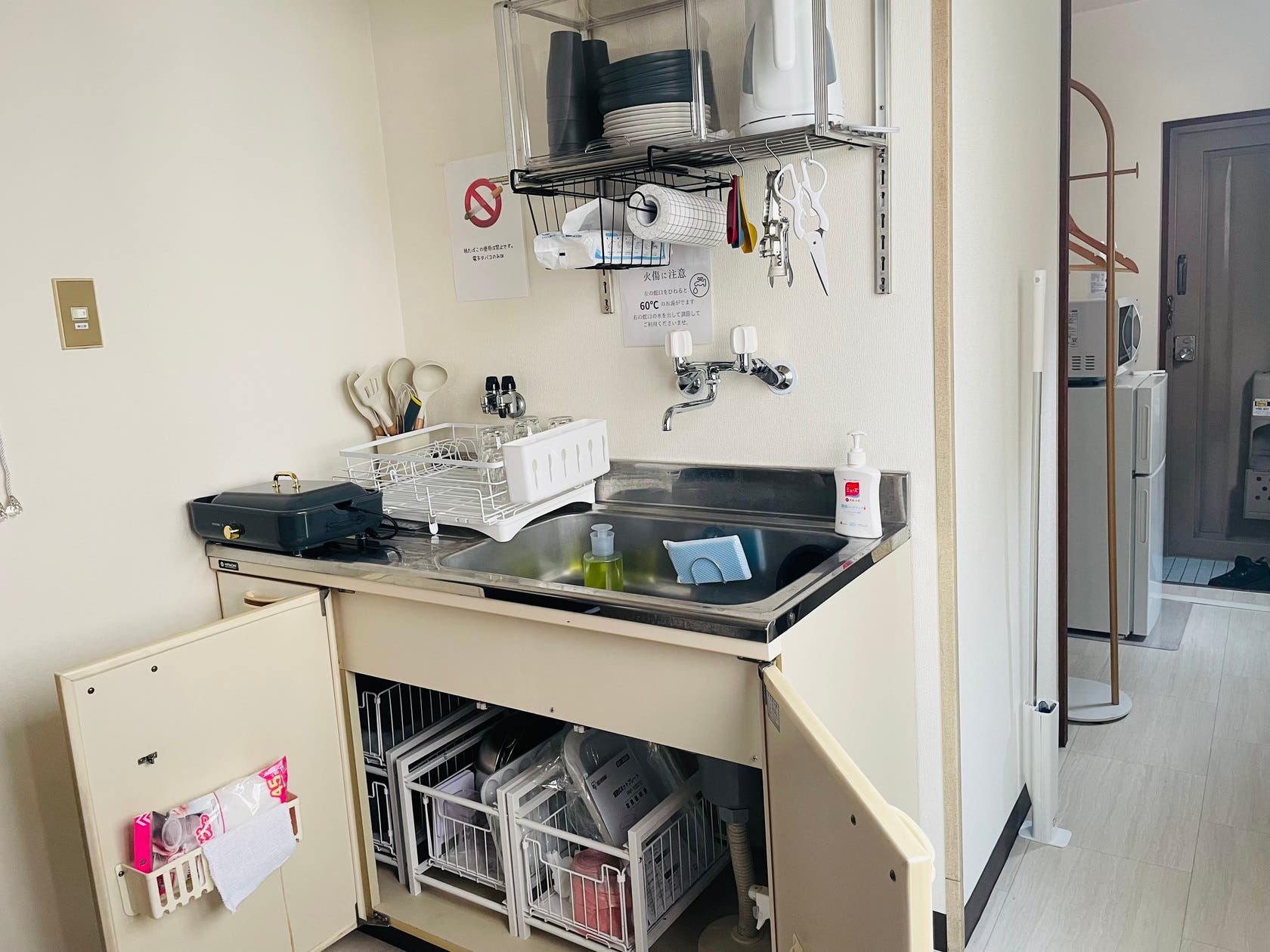 小倉駅から徒歩５分✨少人数貸し会議室に快適なモノトーン空間｜Wi-Fi完備、モニターありの写真12