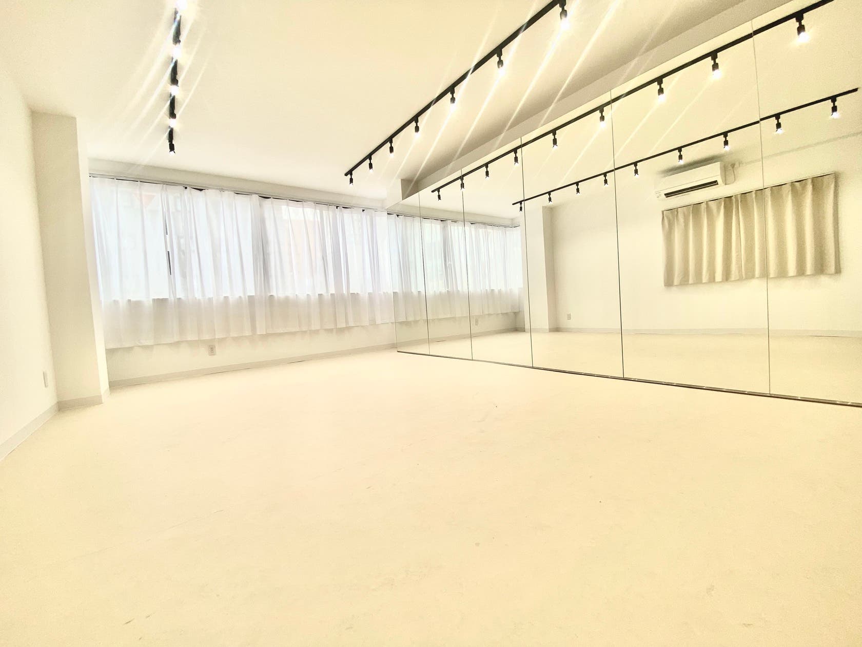 【8月NeW！】駅チカ1分！高品質リノリウム！高さ2.1mの超大型鏡！新築のように室内完全リフォーム！自然光の入る広々スタジオ！の写真1