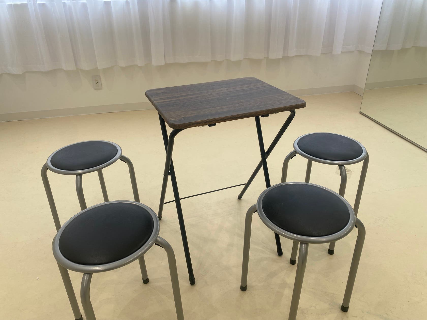 【8月NeW！】駅チカ1分！高品質リノリウム！高さ2.1mの超大型鏡！新築のように室内完全リフォーム！自然光の入る広々スタジオ！の写真4