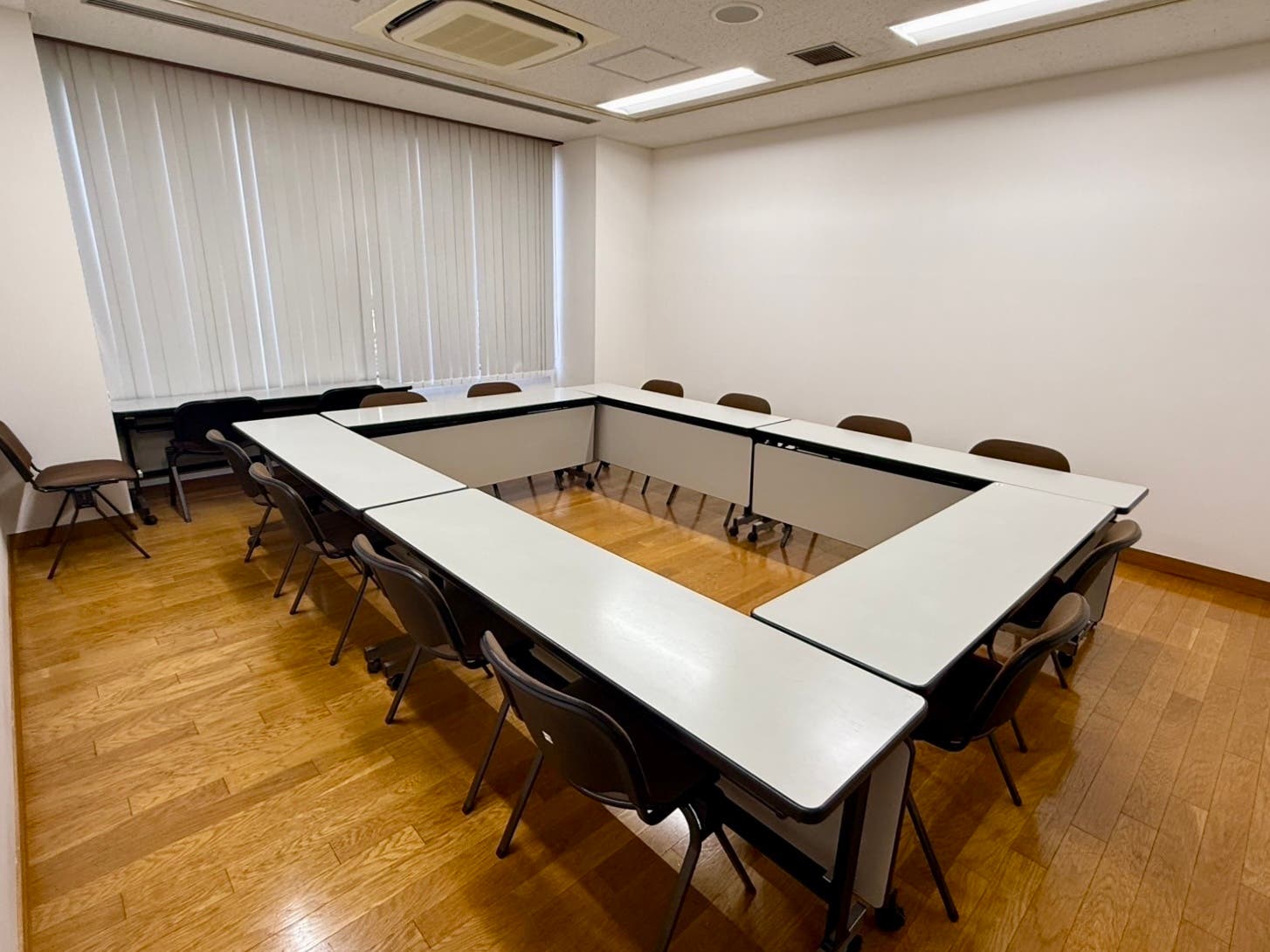 会議室【京成関屋 5分】12名着席の会議室！Wi-Fi無料！♥便利な駅近の写真1