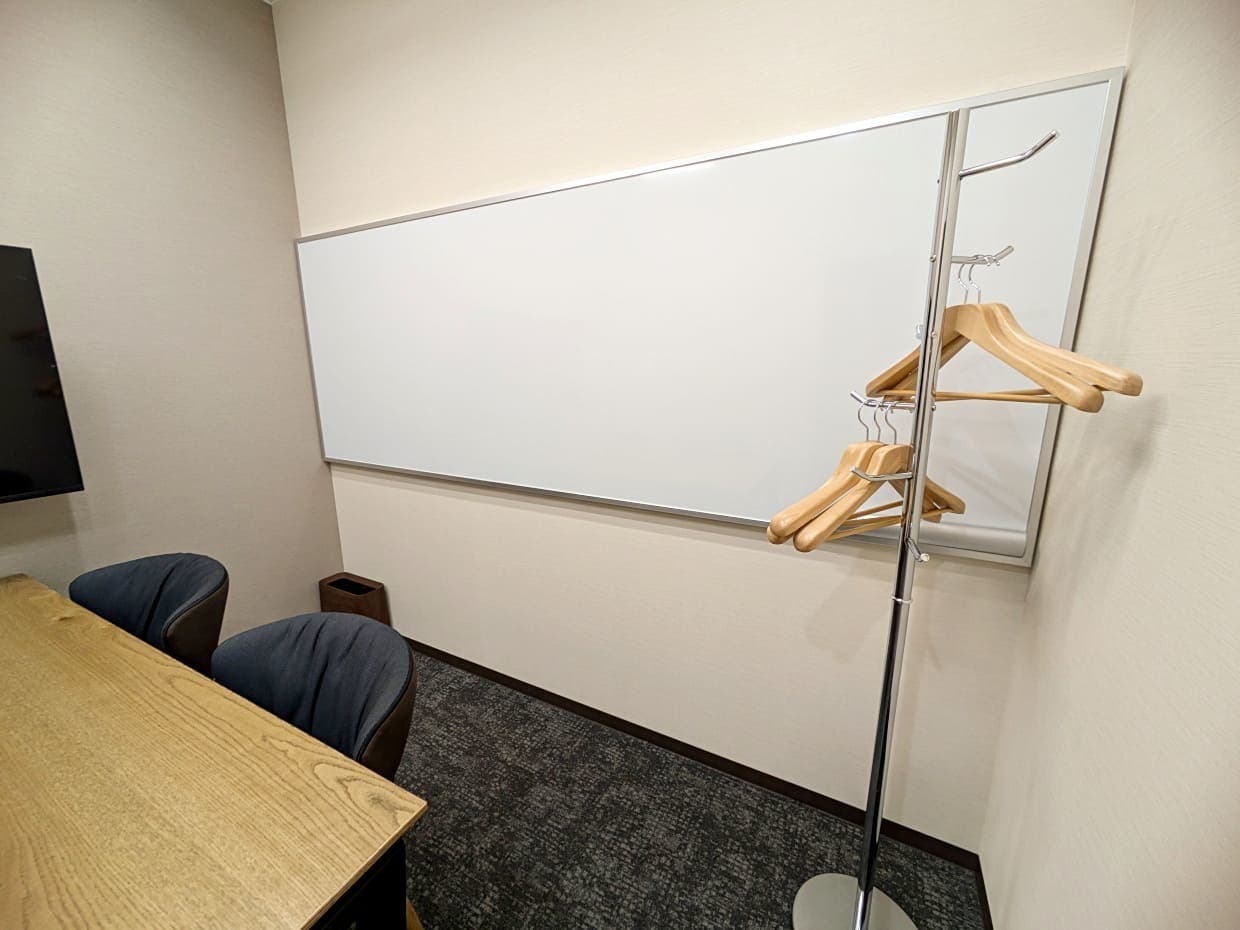 エキスパートオフィス カンファレンスルーム1 最大4名収容【名古屋駅徒歩4分！ホワイトボード・モニター常設】の写真3