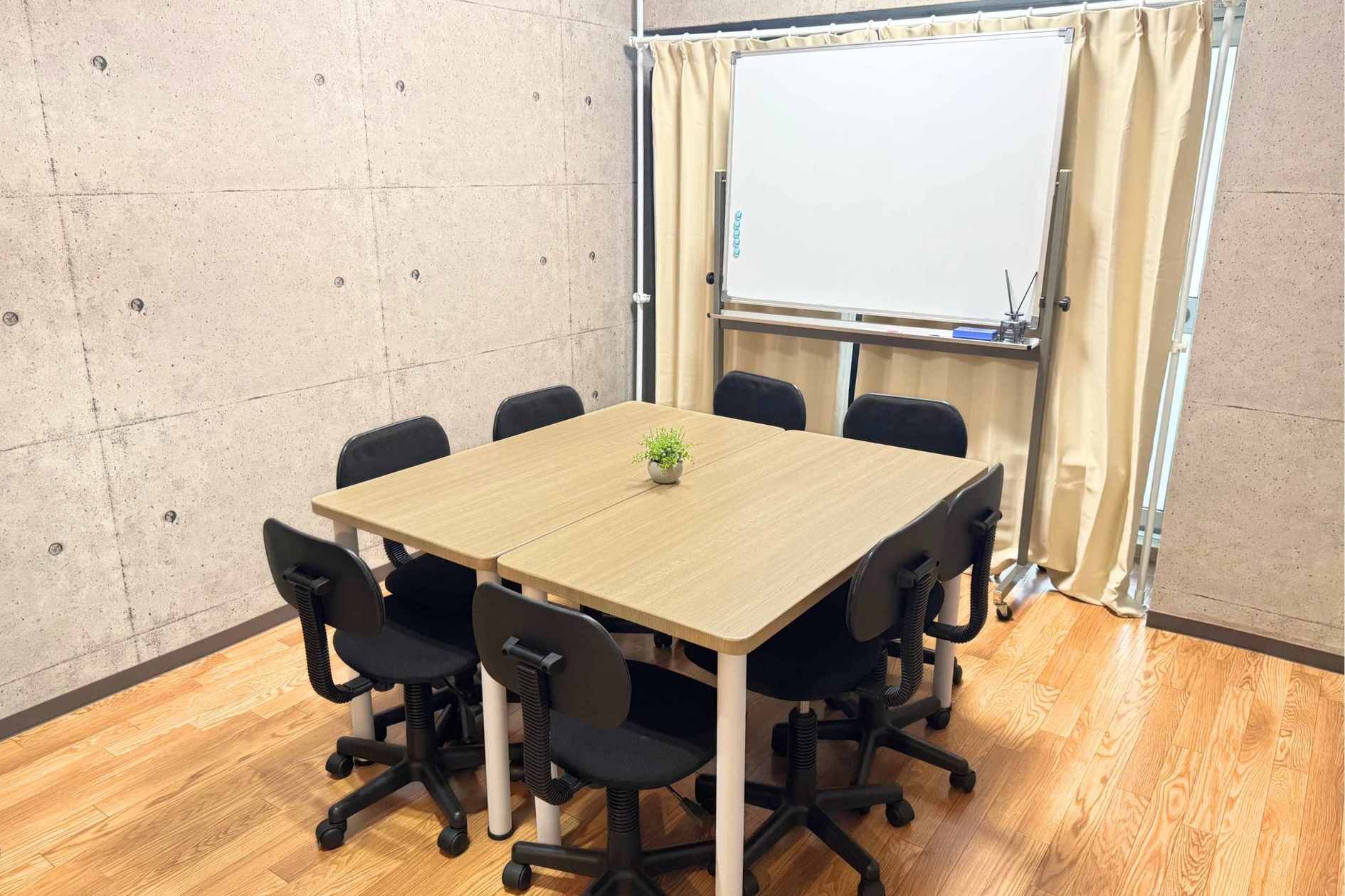 8月OPEN🎊【池袋駅5分🚉】会議・作業に🎓10名着席OK👥Wi-Fi完備📶格安スペース｜少人数パーティも◎の写真1