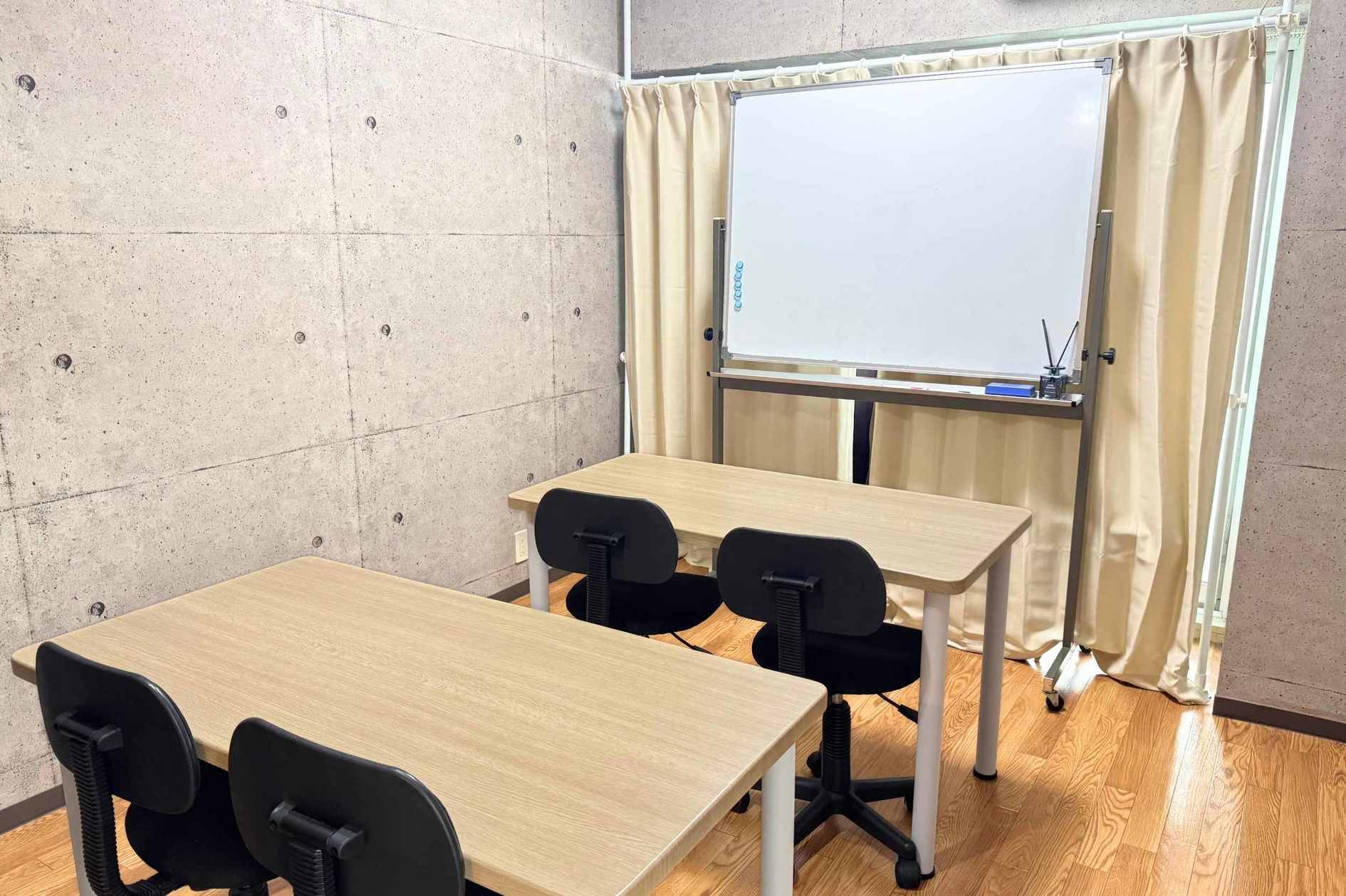 8月OPEN🎊【池袋駅5分🚉】会議・作業に🎓10名着席OK👥Wi-Fi完備📶格安スペース｜少人数パーティも◎の写真2