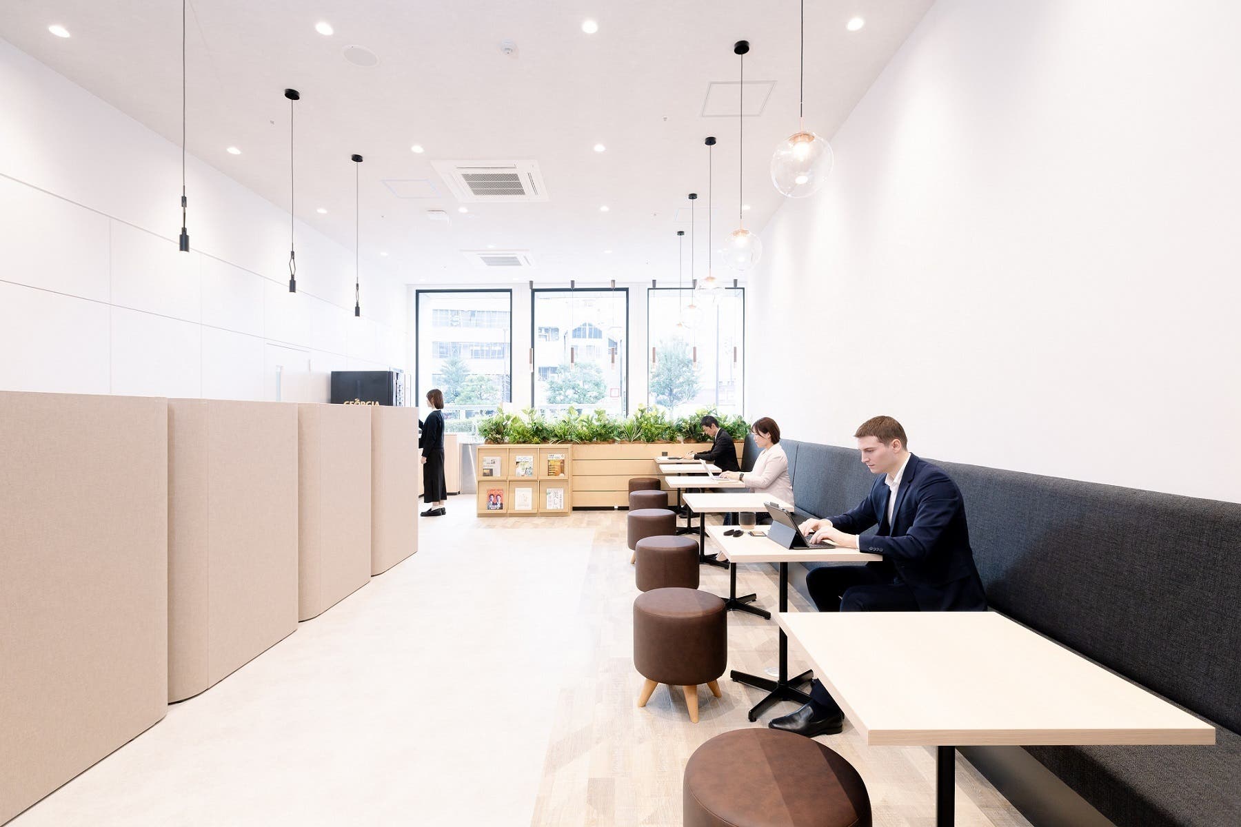 ServiceOffice W 天満橋 オープン席①【天満橋駅直結】ラウンジ利用　WEB会議OK・フリードリンク有の写真1