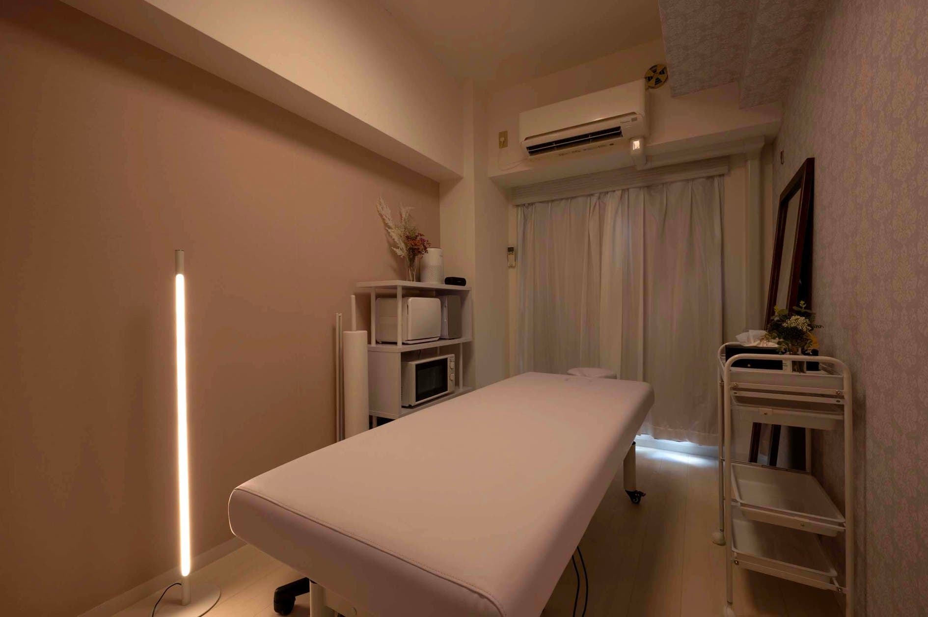 新宿三丁目駅徒歩3分✨完全個室の格安サロン|キャスター付電動昇降マットの写真22