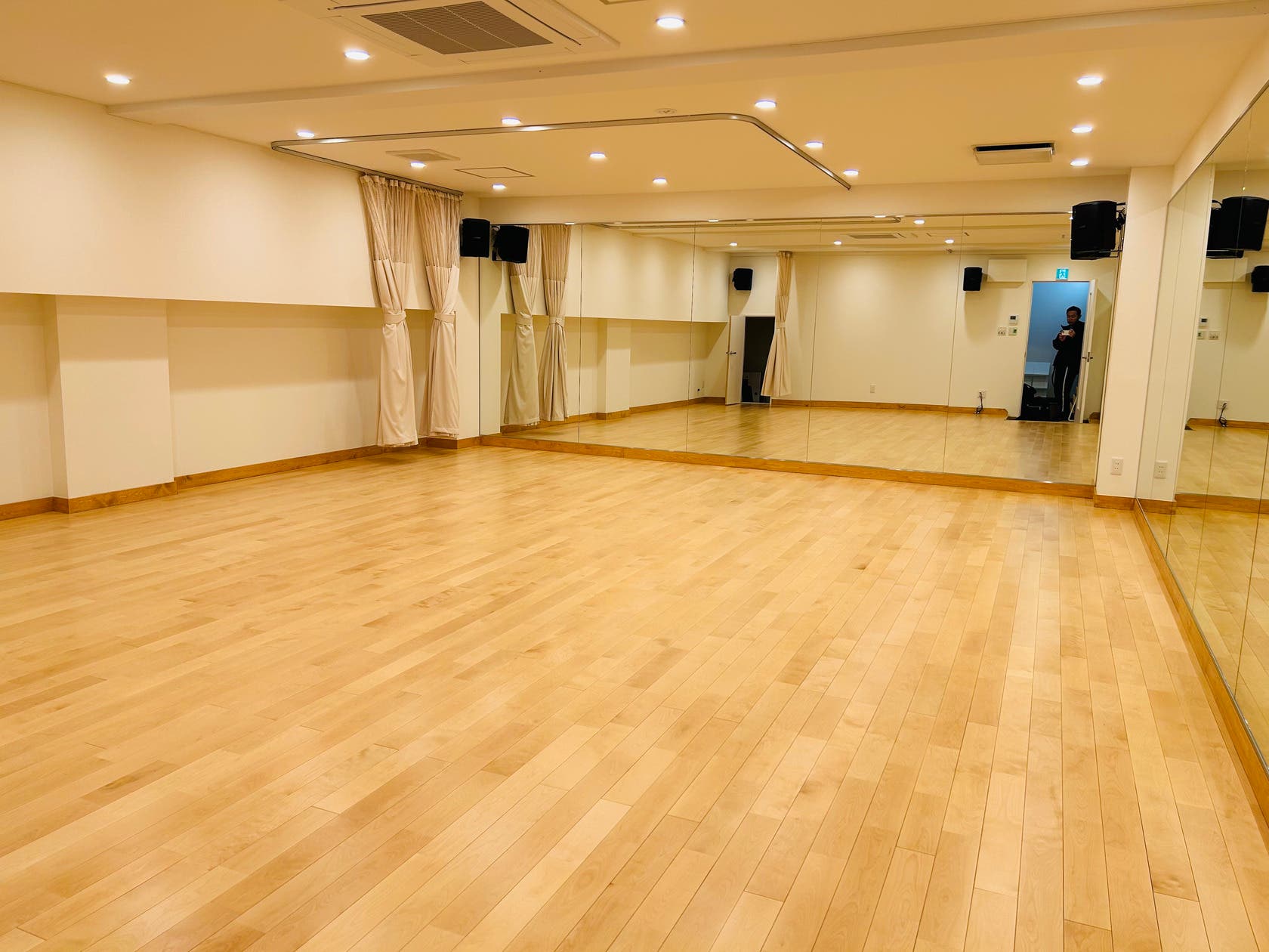 黄金町駅徒歩３分、地下スタジオ、約50㎡、ダンス、ジャンプ、合唱可能の写真1