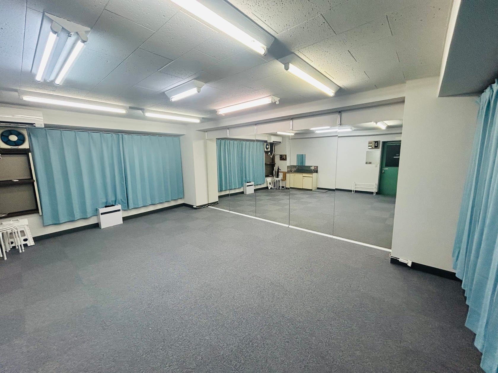 32㎡【池袋駅/北池袋駅】 ダンス/演劇/歌【特大鏡: 幅 約4.5m x 高さ2m】、レンタルスタジオSunny池袋4号店の写真2