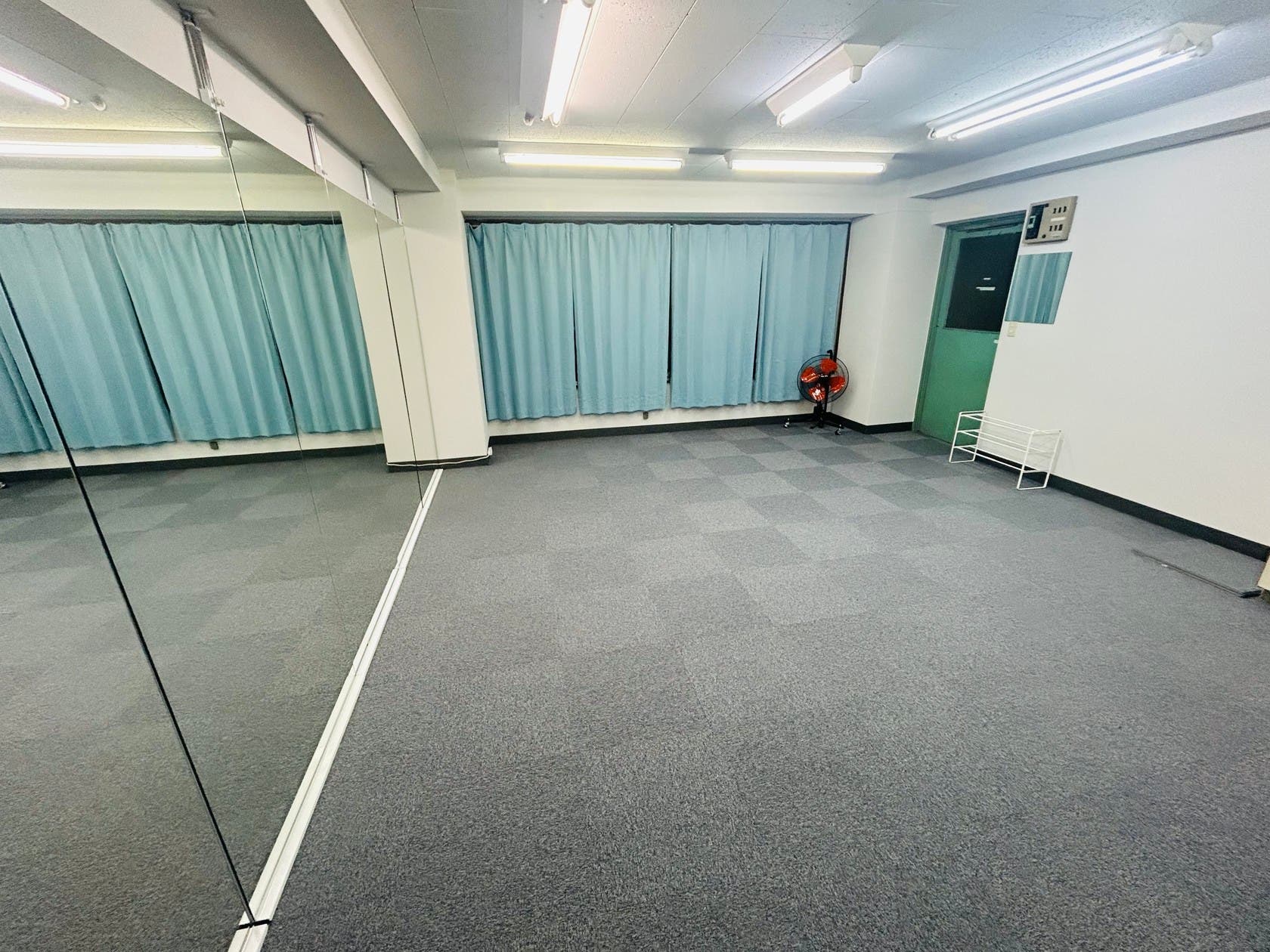 32㎡【池袋駅/北池袋駅】 ダンス/演劇/歌【特大鏡: 幅 約4.5m x 高さ2m】、レンタルスタジオSunny池袋4号店の写真3