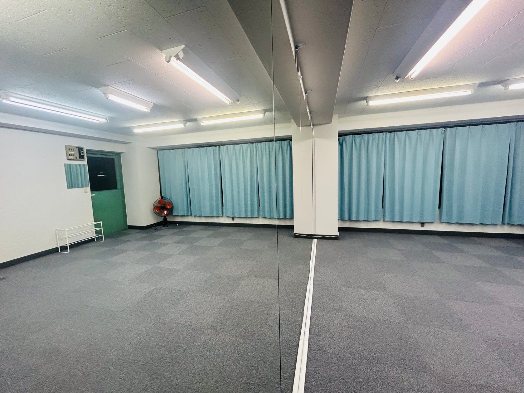 32㎡【池袋駅/北池袋駅】 ダンス/演劇/歌【特大鏡: 幅 約4.5m x 高さ2m】、レンタルスタジオSunny池袋4号店の写真4