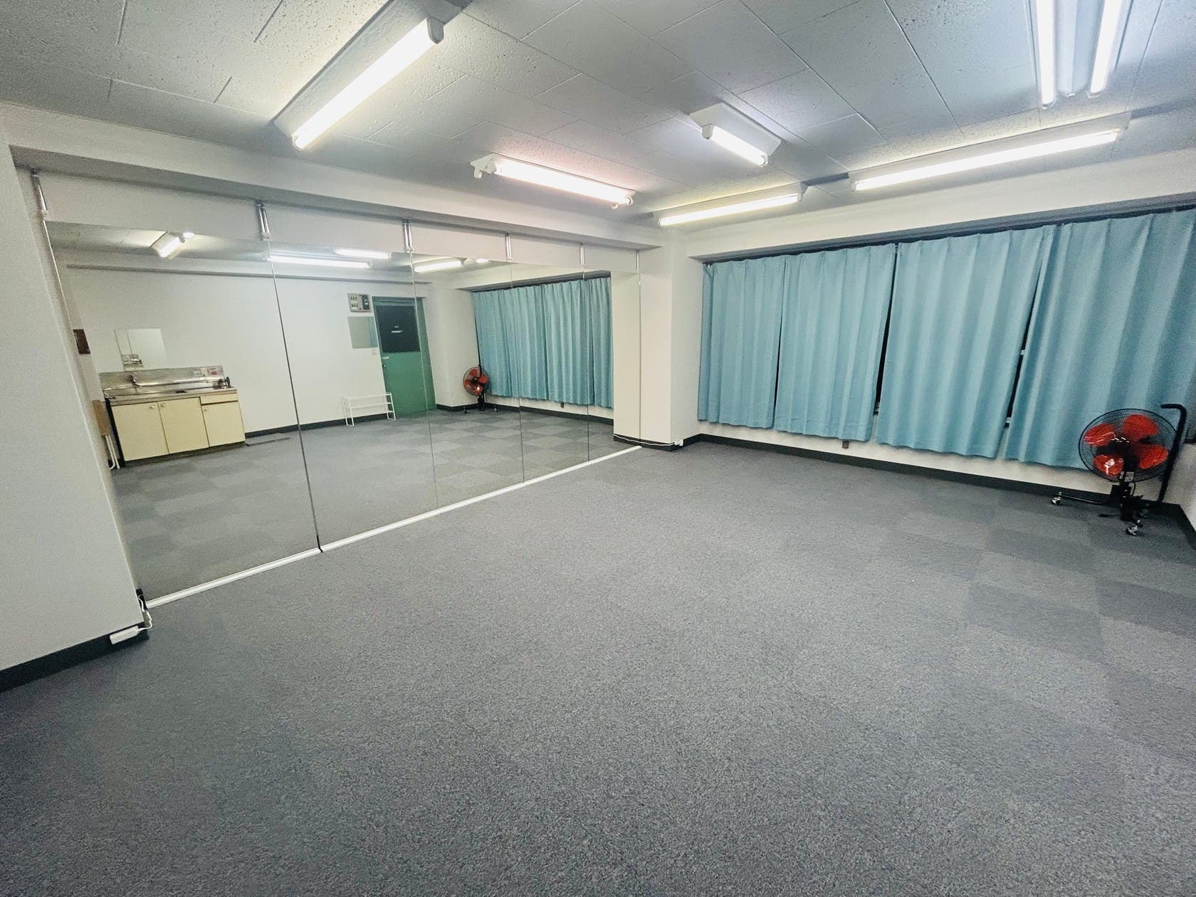 32㎡【池袋駅/北池袋駅】 ダンス/演劇/歌【特大鏡: 幅 約4.5m x 高さ2m】、レンタルスタジオSunny池袋4号店の写真5