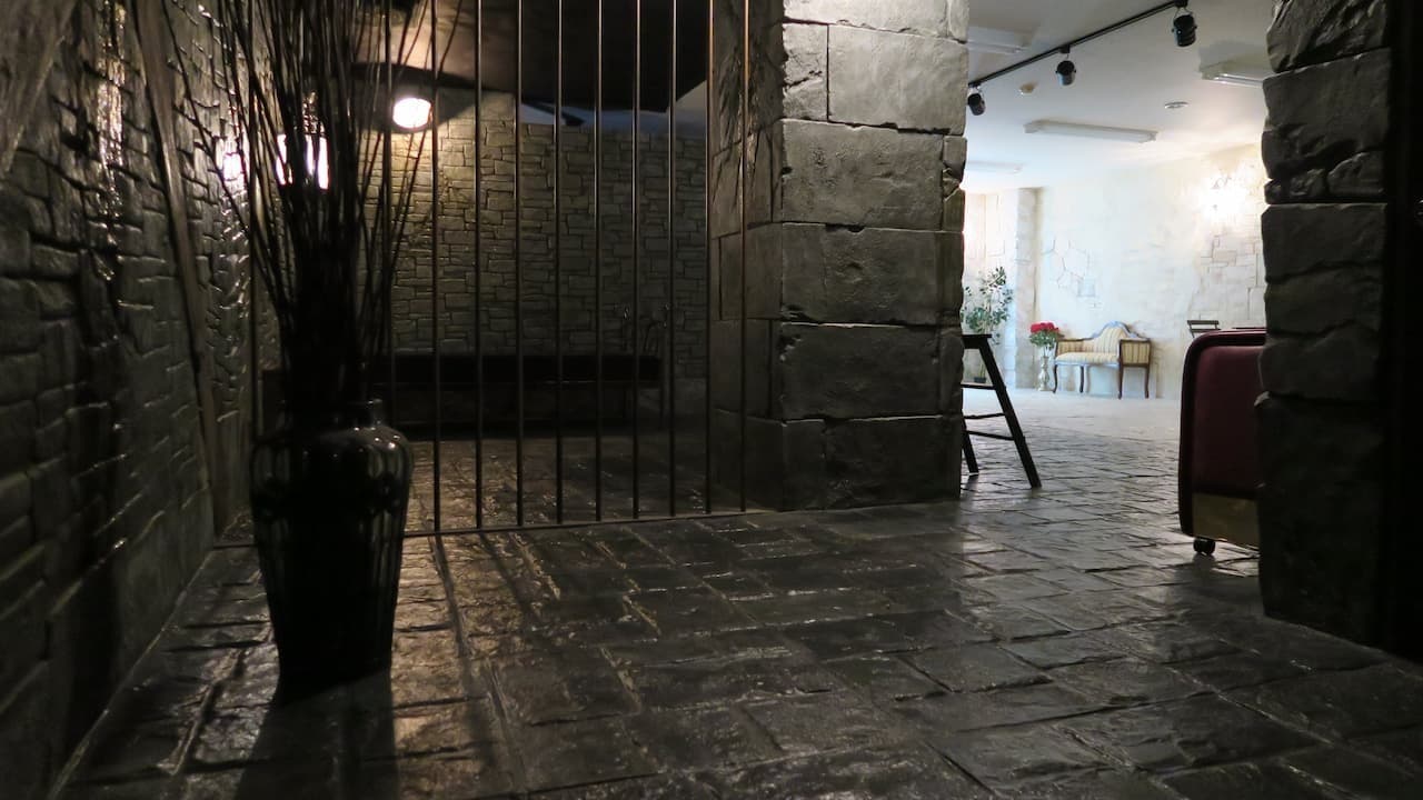 【M2】廃墟や牢獄💀、西洋石壁、アンティーク壁や石畳を完全再現✨ゴシック調スタジオ🎪の写真5