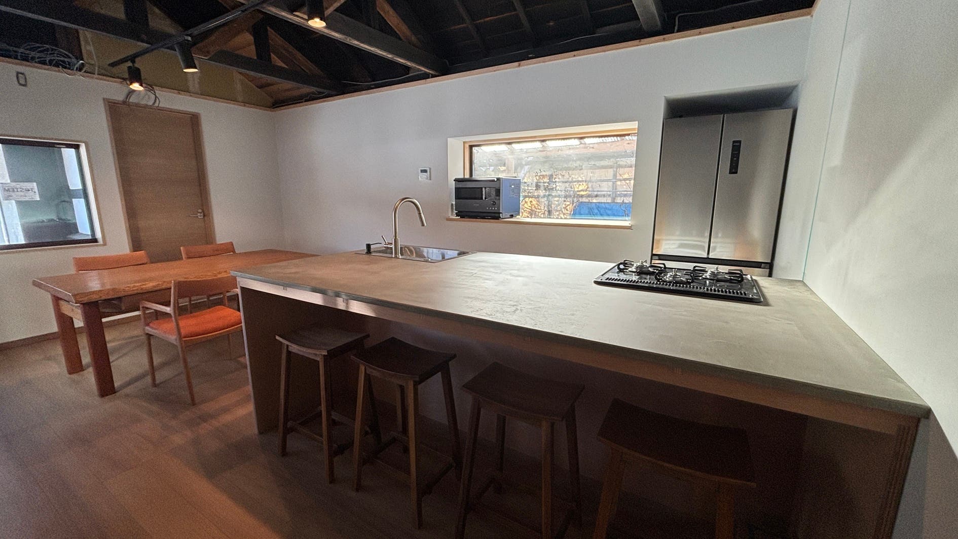 四季折々の自然に包まれる湖畔の古民家の写真1