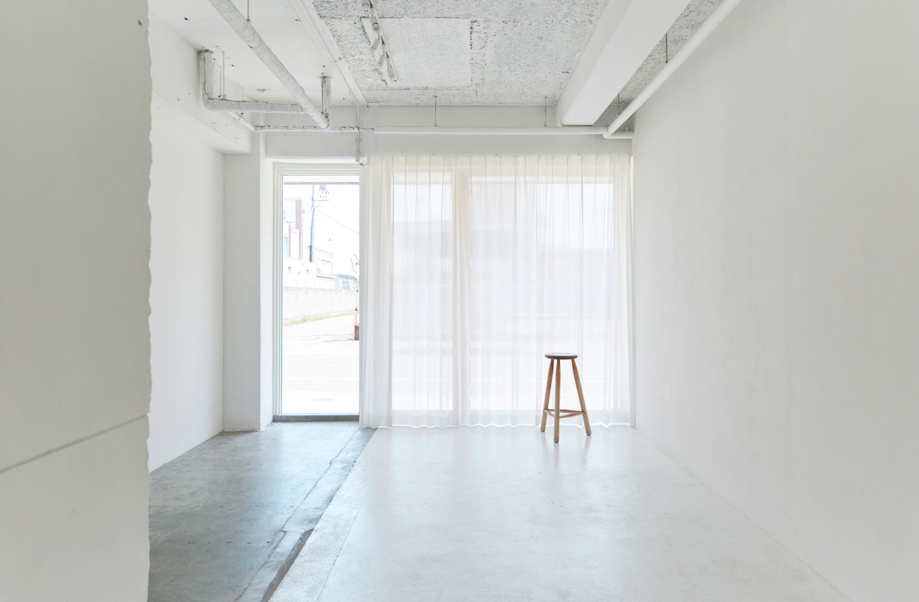真っ白のシンプルなスペース○ 撮影やワークショップ、各種レッスン・展示ギャラリーなどにピッタリのレンタルスペースの写真1