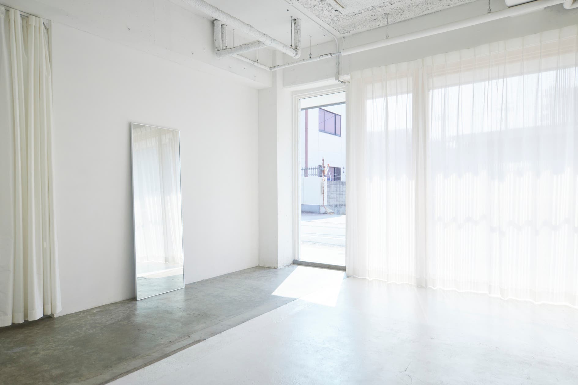 真っ白のシンプルなスペース○ 撮影やワークショップ、各種レッスン・展示ギャラリーなどにピッタリのレンタルスペースの写真2