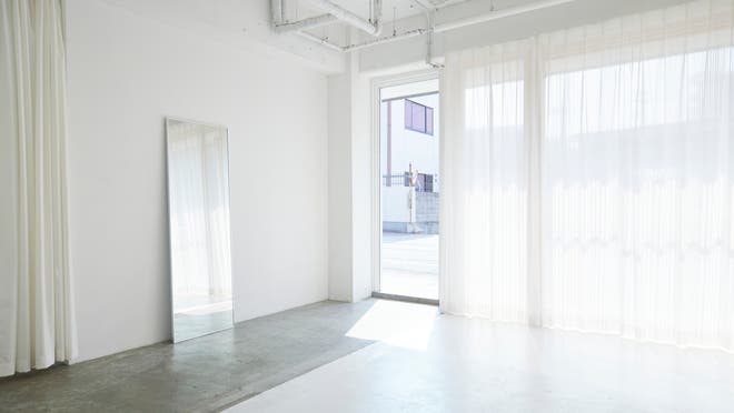真っ白のシンプルなスペース○ 撮影やワークショップ、各種レッスン・展示ギャラリーなどにピッタリのレンタルスペースの写真2