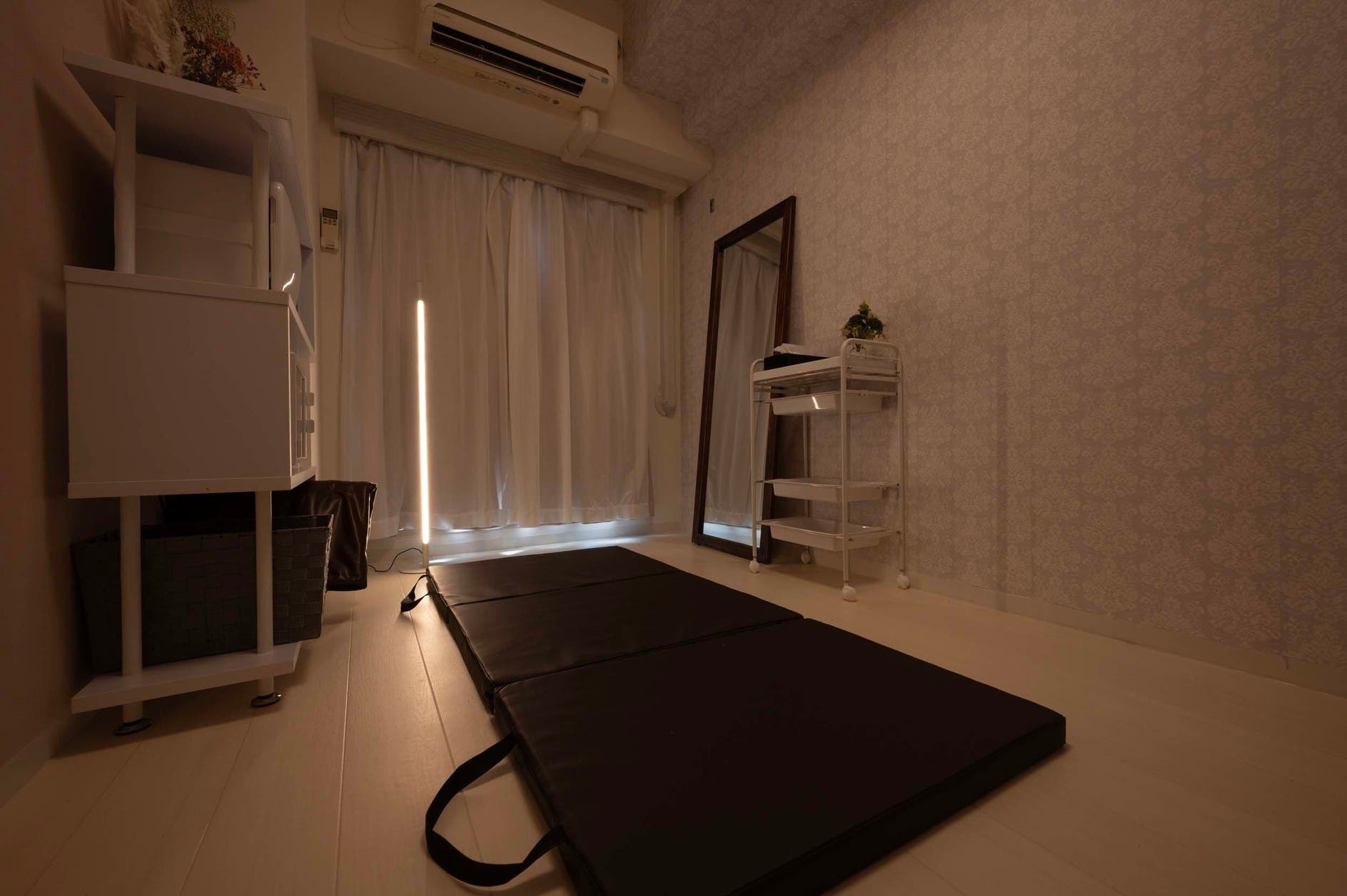 新宿三丁目駅徒歩3分✨完全個室の格安サロン|キャスター付電動昇降マットの写真23