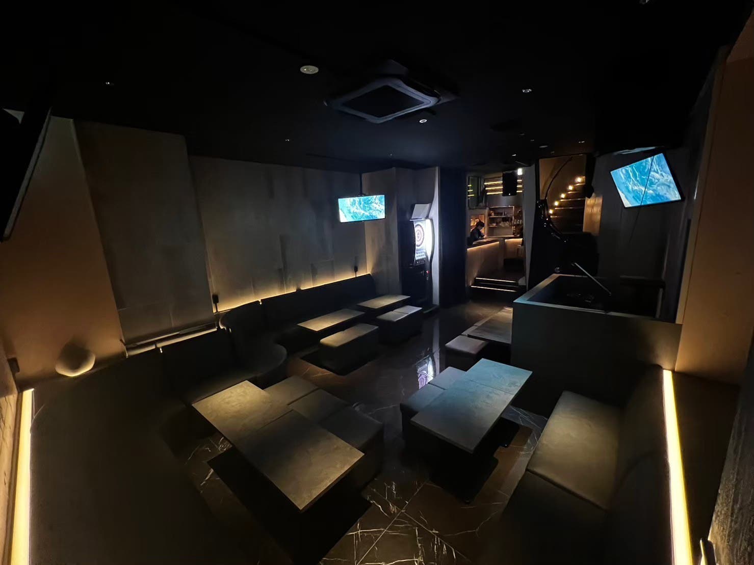 西麻布交差点すぐ！30〜40名利用OK｜ダーツ・カラオケ完備のフロアスペースの写真1