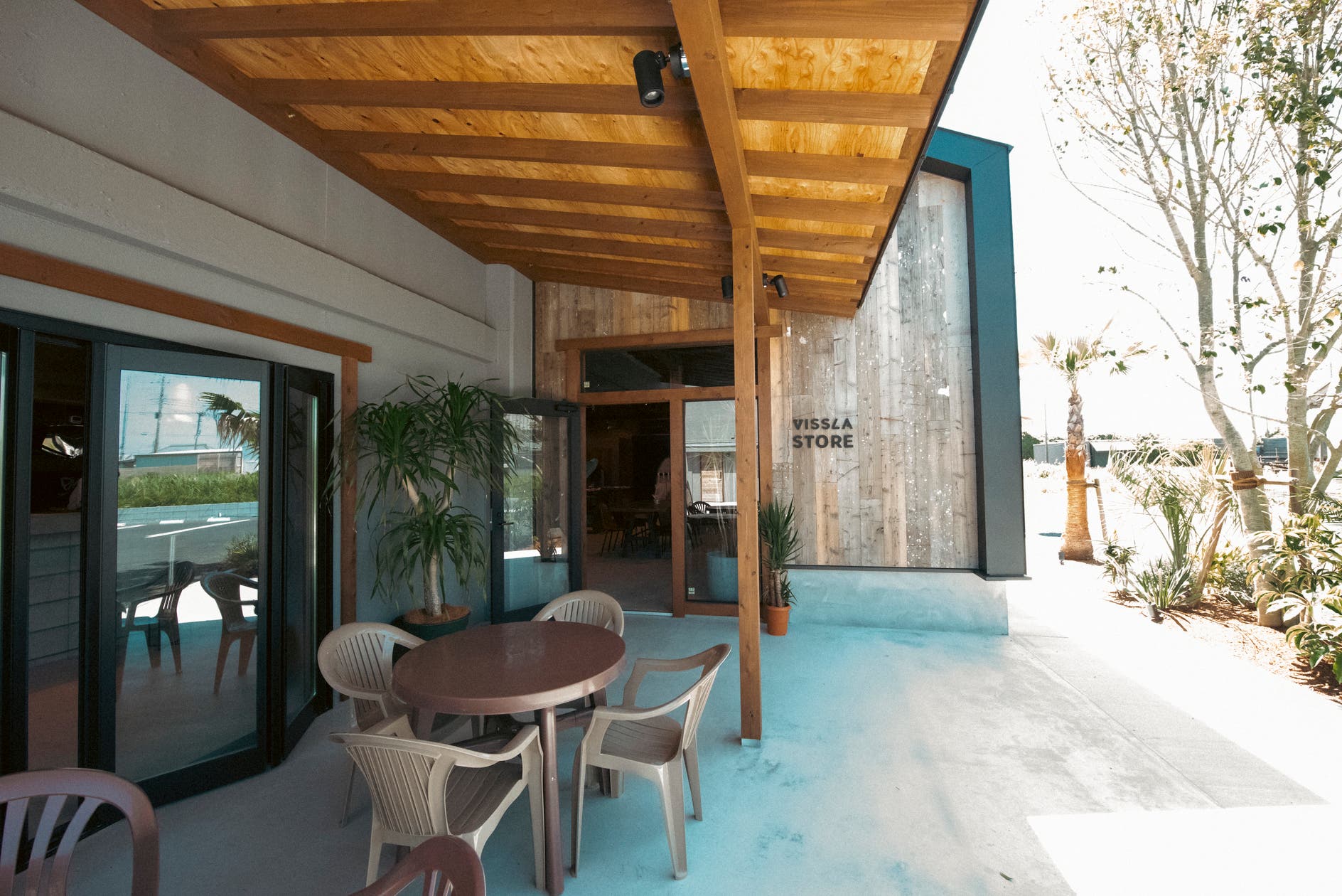 海すぐそばの倉庫をリノベーションしたアパレルカフェスペース。の写真6