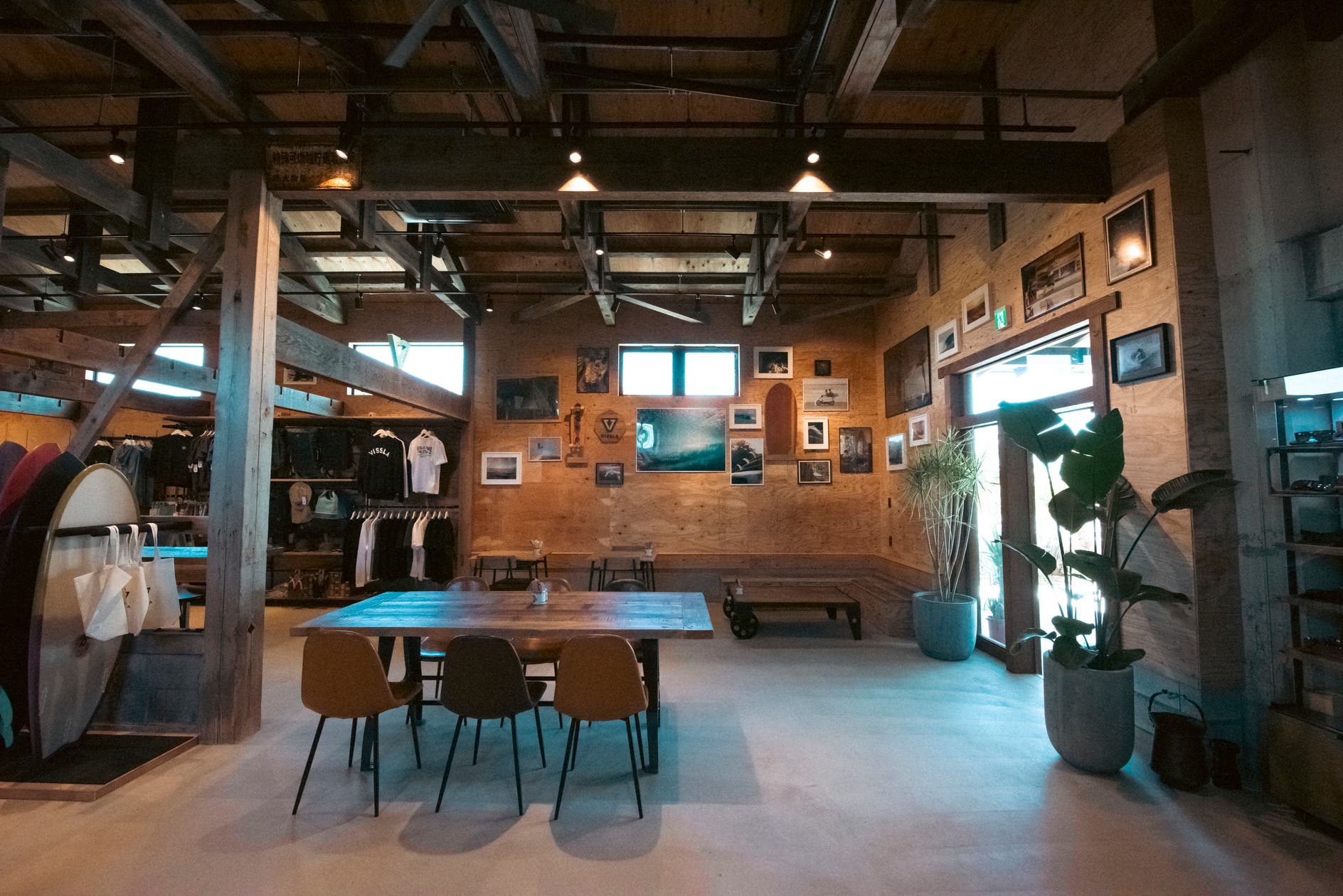 海すぐそばの倉庫をリノベーションしたアパレルカフェスペース。の写真8