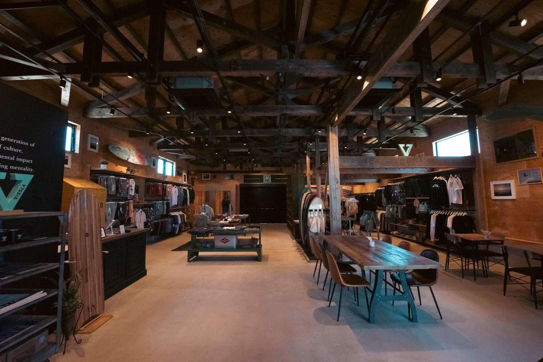 海すぐそばの倉庫をリノベーションしたアパレルカフェスペース。の写真9