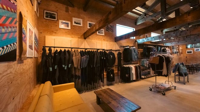 海すぐそばの倉庫をリノベーションしたアパレルカフェスペース。の写真10