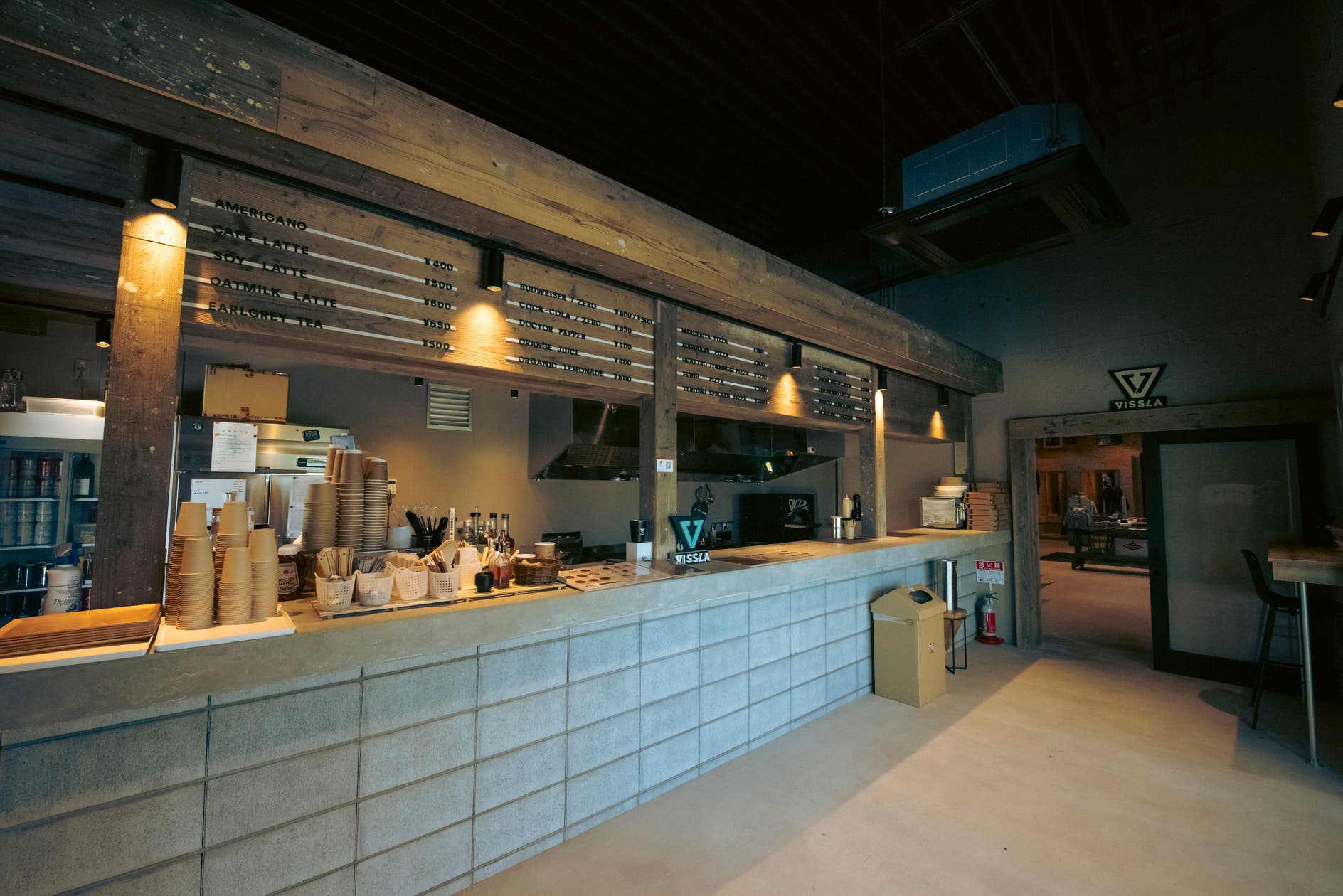 海すぐそばの倉庫をリノベーションしたアパレルカフェスペース。の写真13