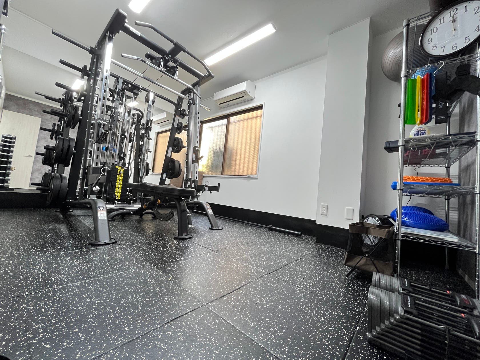 【錦糸町徒歩7分】大型鏡とマルチラック！使いやすさにこだわったレンタルジム　ルームB（正面の部屋）の写真2