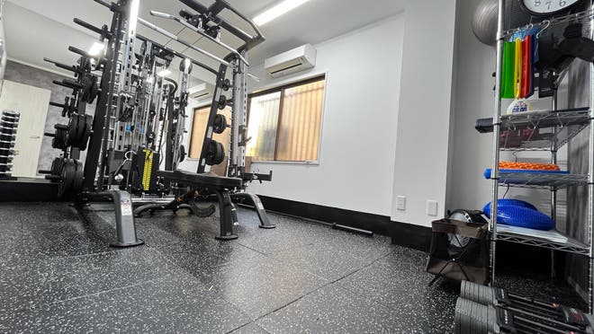 【錦糸町徒歩7分】大型鏡とマルチラック!使いやすさにこだわったレンタルジム ルームB(正面の部屋)の写真2