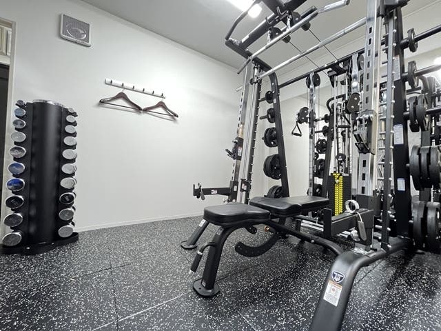 【錦糸町徒歩7分】大型鏡とマルチラック！使いやすさにこだわったレンタルジム　ルームB（正面の部屋）の写真1