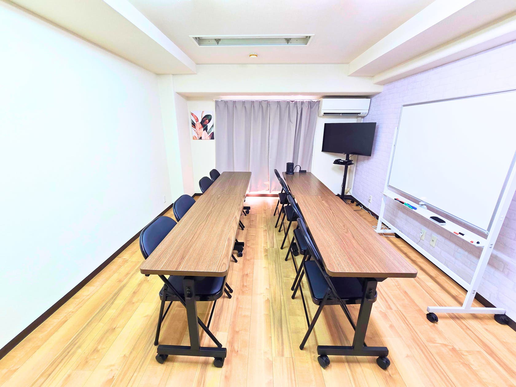 【南船場】飲食OK🍹明るく快適な完全個室🌿ホワイトボード＆モニター＆Blu-rayプレイヤー完備！会議・面接・研修におすすめの写真3