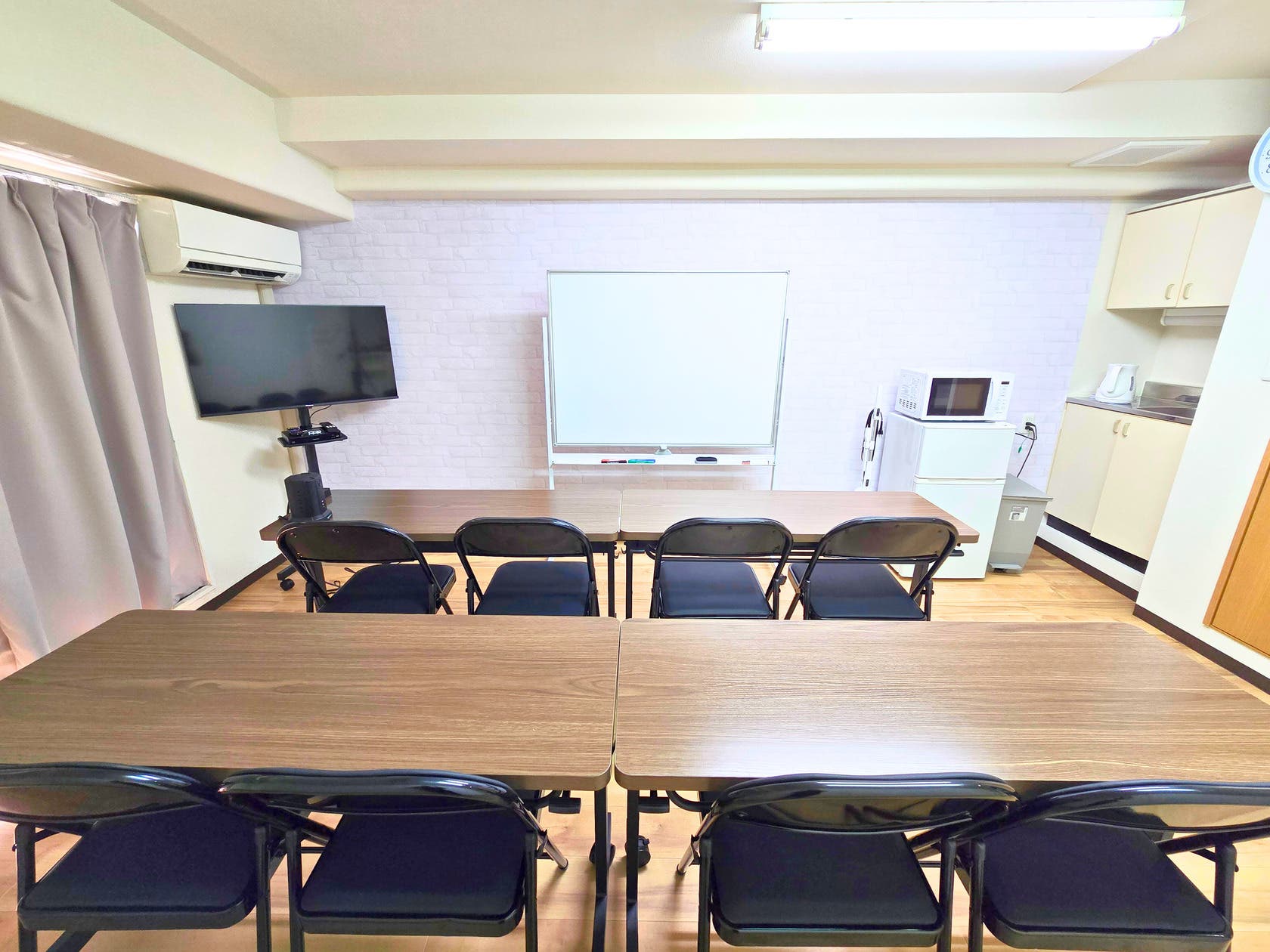 【南船場】飲食OK🍹明るく快適な完全個室🌿ホワイトボード＆モニター＆Blu-rayプレイヤー完備！会議・面接・研修におすすめの写真5