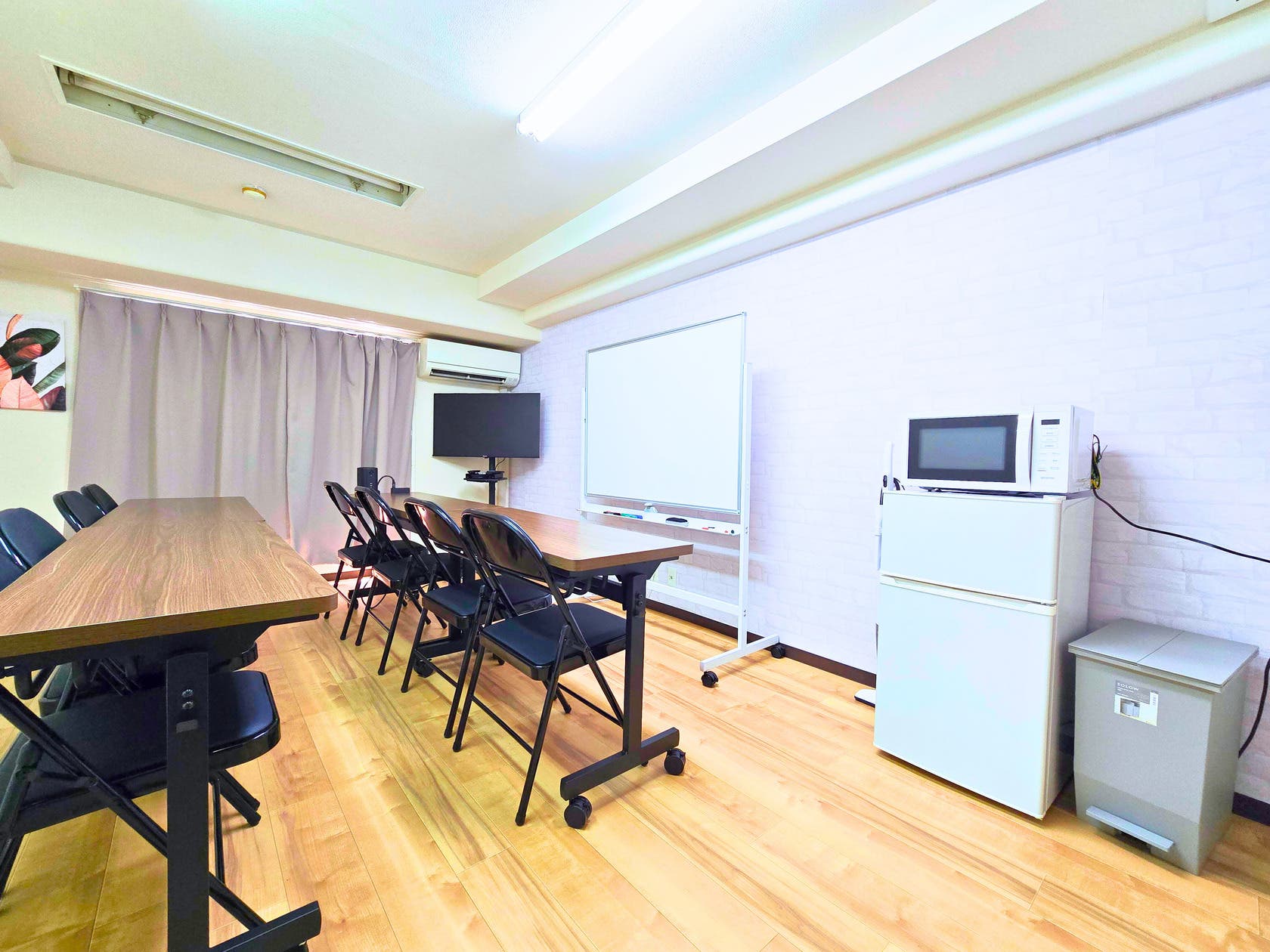 【南船場】飲食OK🍹明るく快適な完全個室🌿ホワイトボード＆モニター＆Blu-rayプレイヤー完備！会議・面接・研修におすすめの写真4