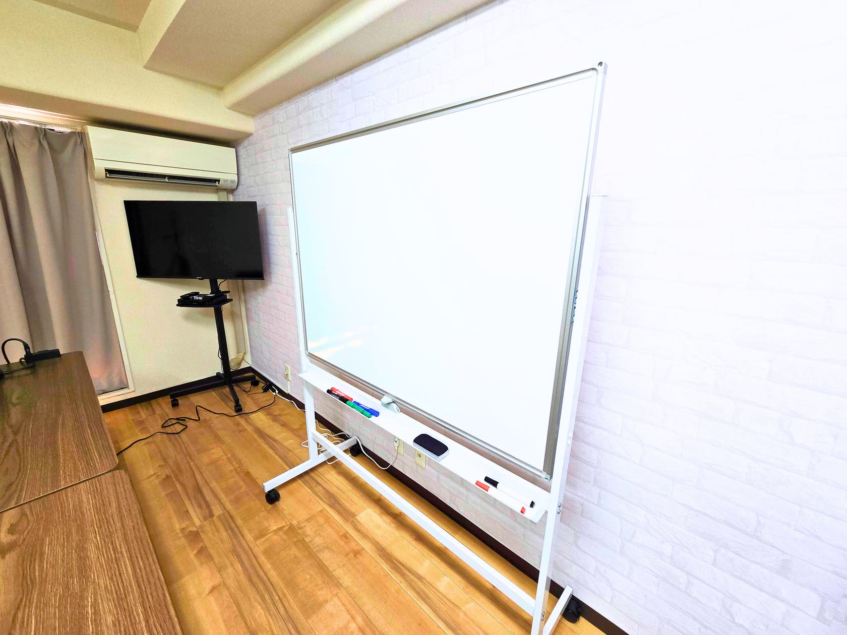 【南船場】飲食OK🍹明るく快適な完全個室🌿ホワイトボード＆モニター＆Blu-rayプレイヤー完備！会議・面接・研修におすすめの写真17