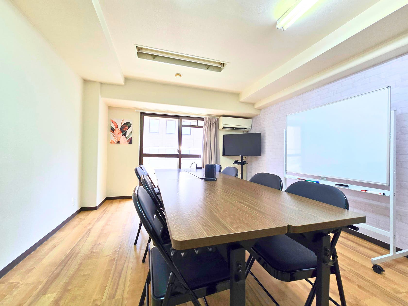 【南船場】飲食OK🍹明るく快適な完全個室🌿ホワイトボード＆モニター＆Blu-rayプレイヤー完備！会議・面接・研修におすすめの写真8
