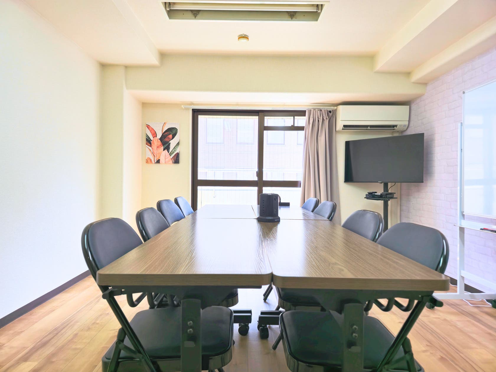 【南船場】飲食OK🍹明るく快適な完全個室🌿ホワイトボード＆モニター＆Blu-rayプレイヤー完備！会議・面接・研修におすすめの写真2