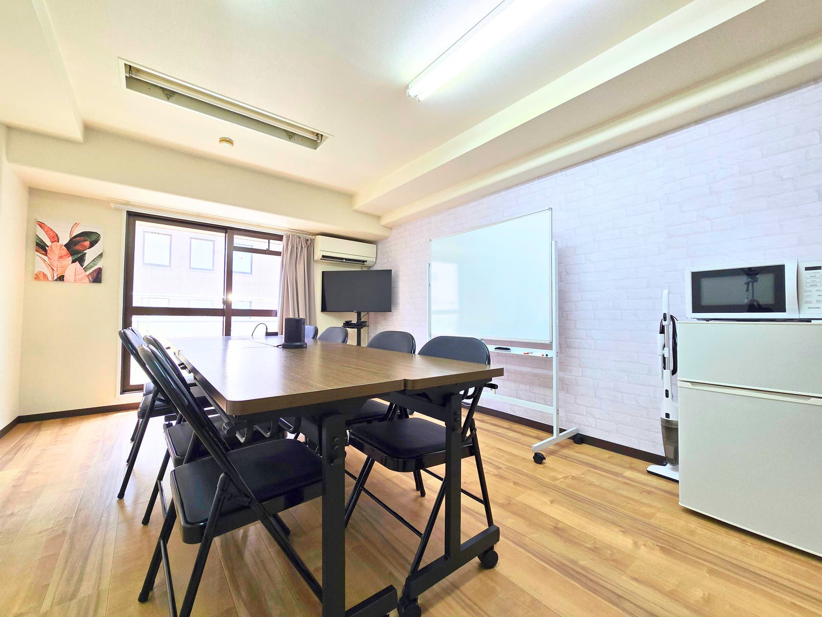 【南船場】飲食OK🍹明るく快適な完全個室🌿ホワイトボード＆モニター＆Blu-rayプレイヤー完備！会議・面接・研修におすすめの写真1