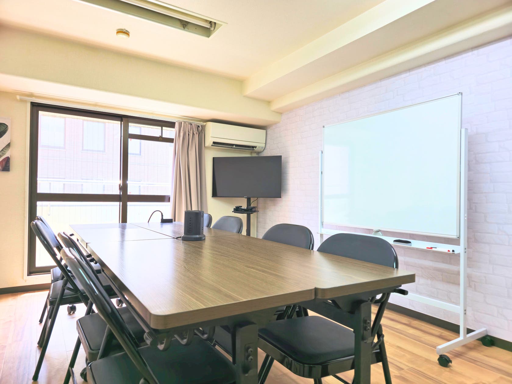 【南船場】飲食OK🍹明るく快適な完全個室🌿ホワイトボード＆モニター＆Blu-rayプレイヤー完備！会議・面接・研修におすすめの写真9