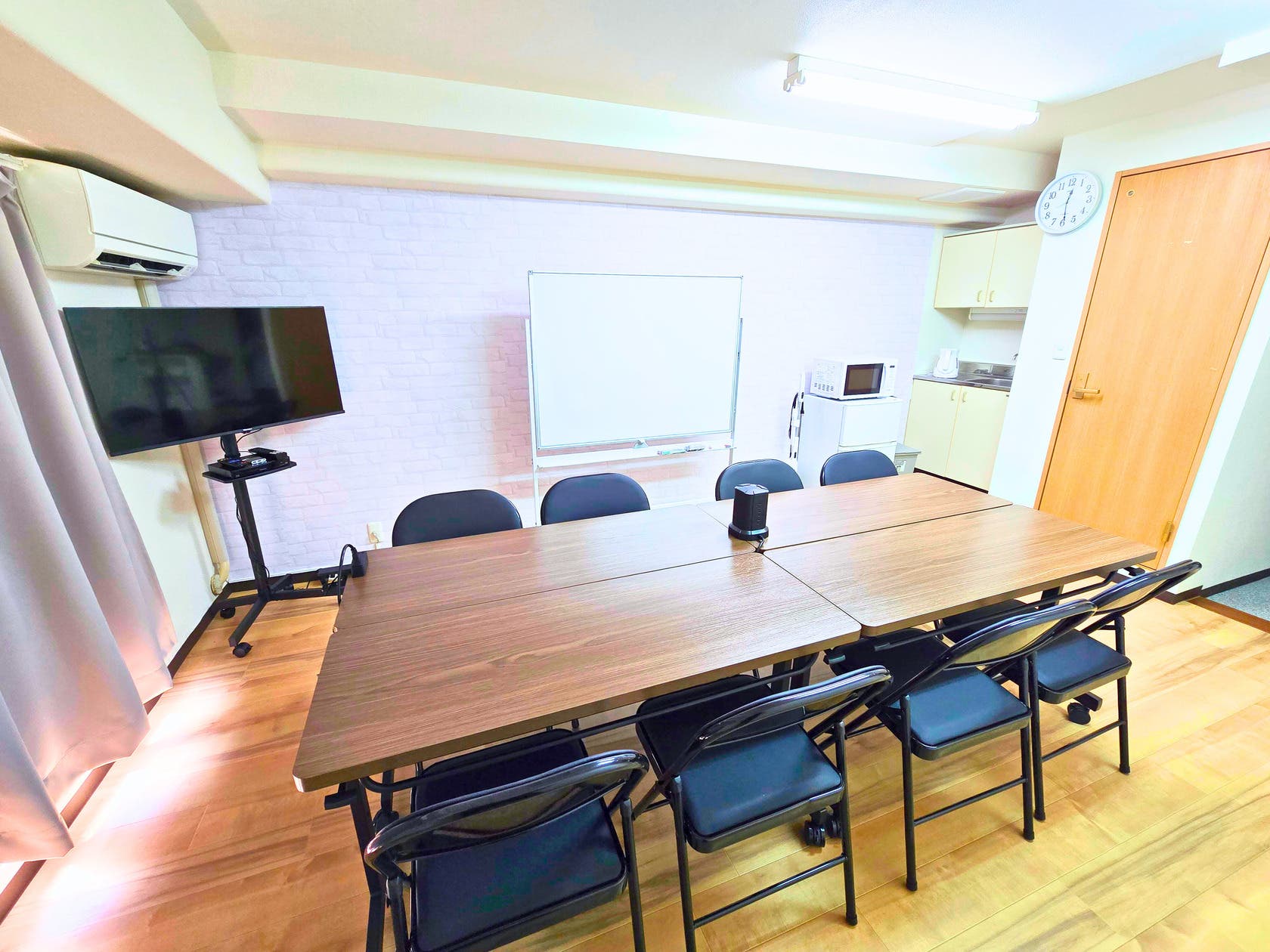 【南船場】飲食OK🍹明るく快適な完全個室🌿ホワイトボード＆モニター＆Blu-rayプレイヤー完備！会議・面接・研修におすすめの写真13