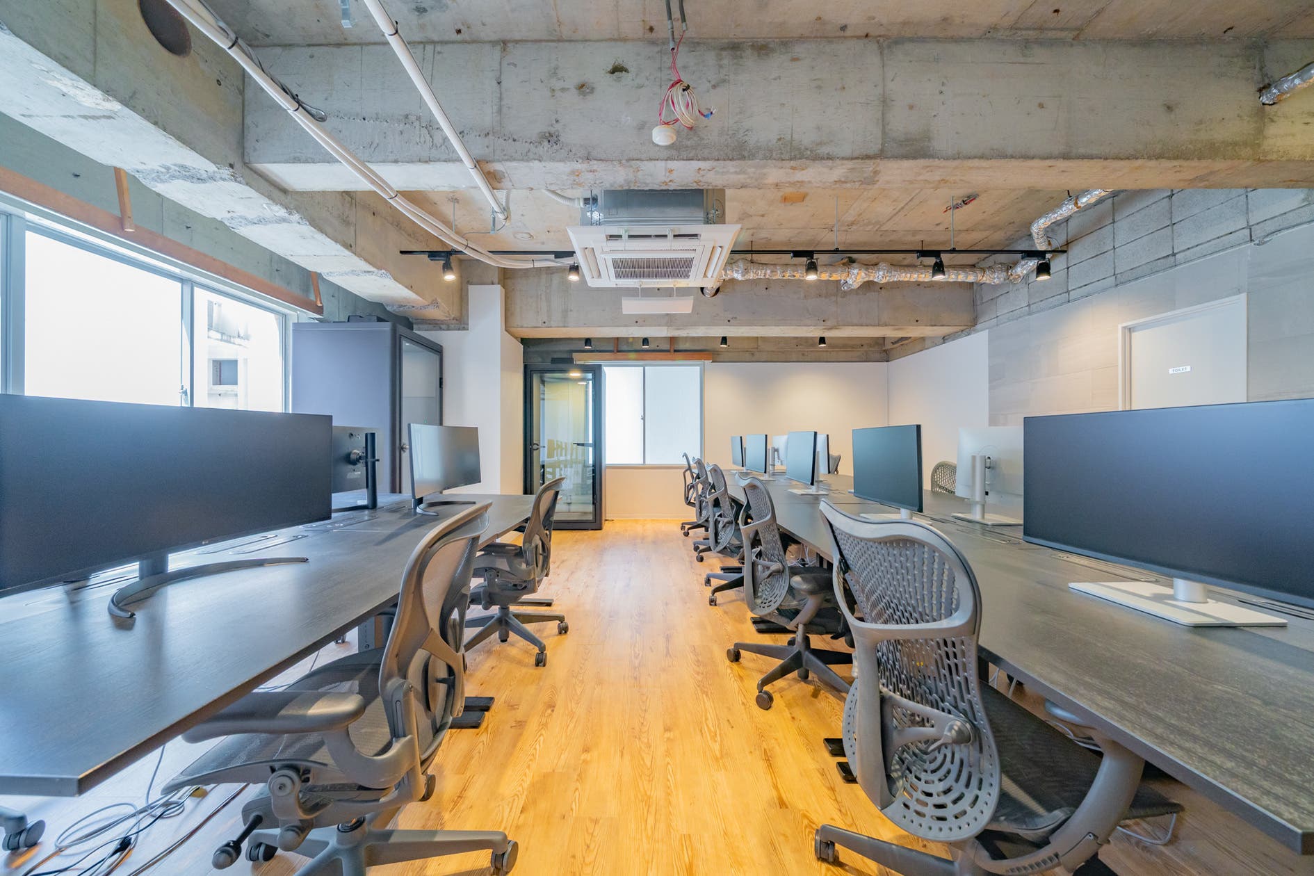 全席高級モニター・高級オフィスチェア完備。14名ワーク可能な天井高3m以上のデザイナーズオフィス。の写真2