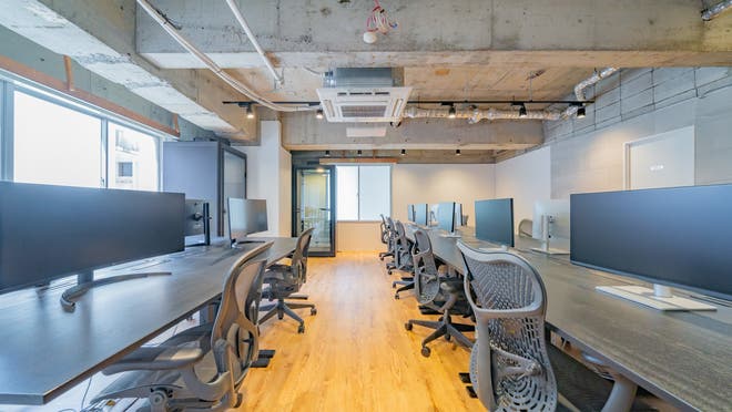 全席高級モニター・高級オフィスチェア完備。14名ワーク可能な天井高3m以上のデザイナーズオフィス。の写真2