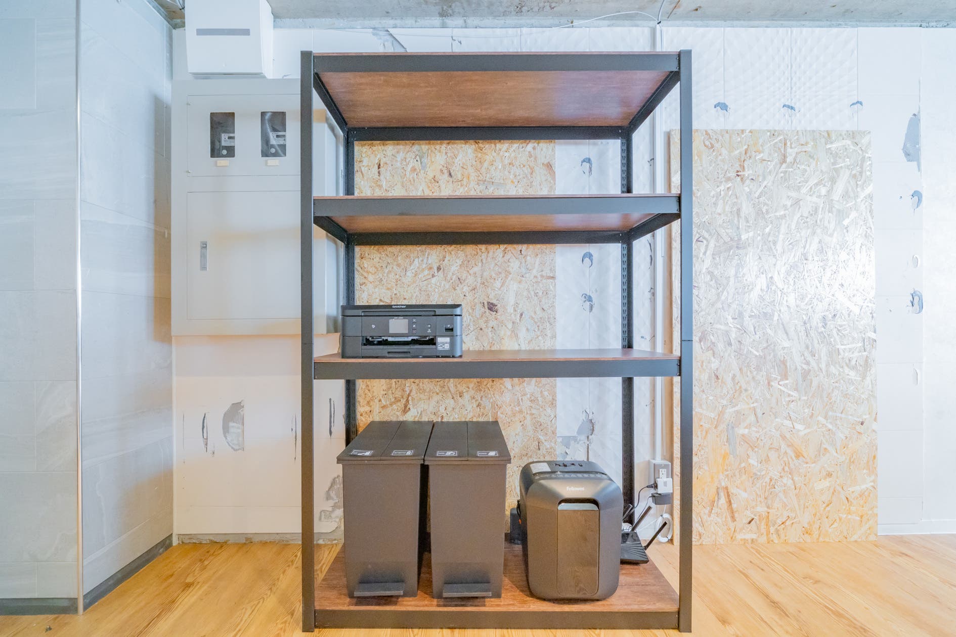 全席高級モニター・高級オフィスチェア完備。14名ワーク可能な天井高3m以上のデザイナーズオフィス。の写真7