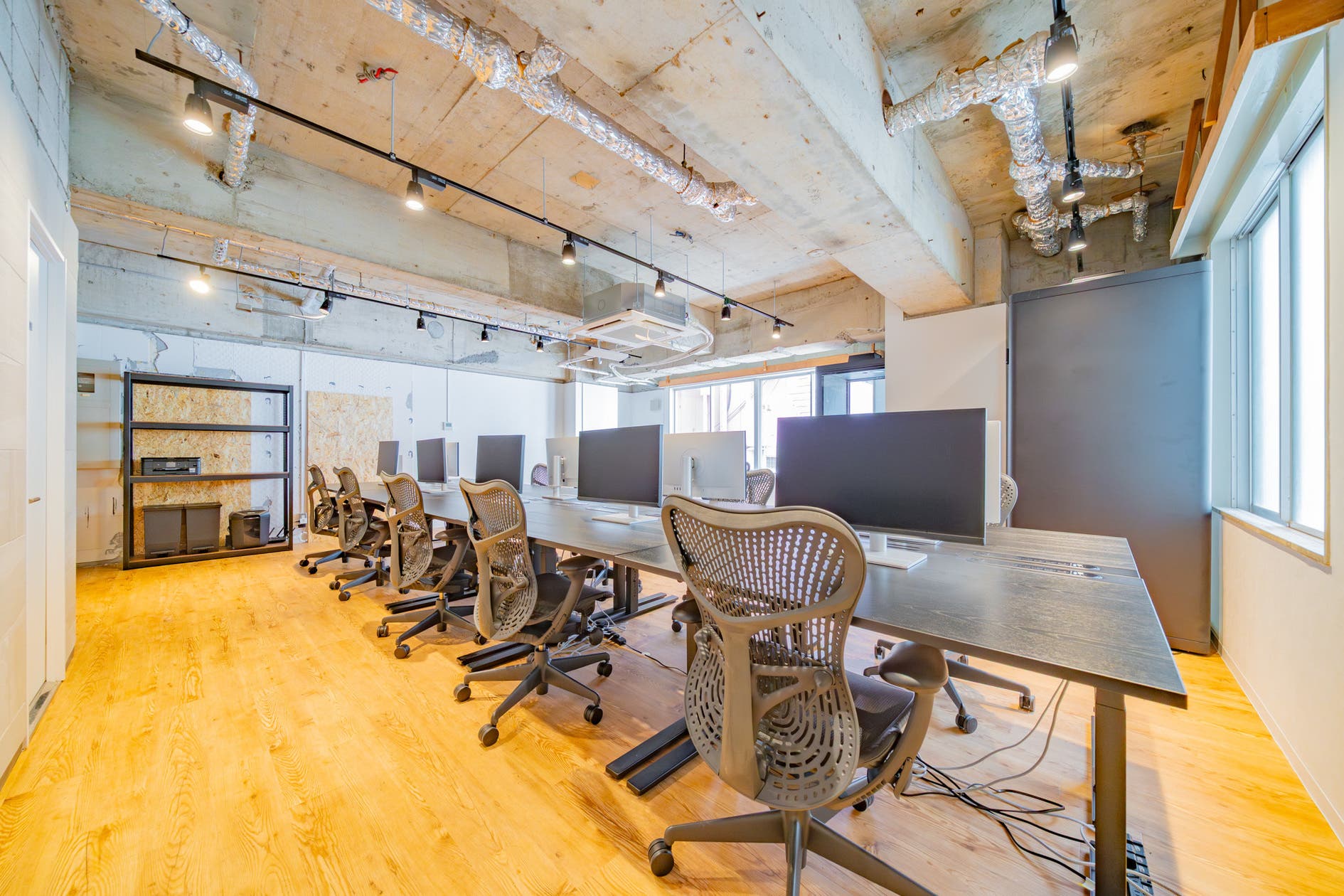 全席高級モニター・高級オフィスチェア完備。14名ワーク可能な天井高3m以上のデザイナーズオフィス。の写真4