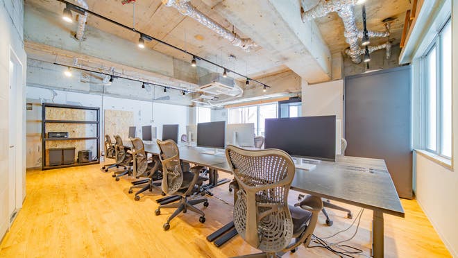 全席高級モニター・高級オフィスチェア完備。14名ワーク可能な天井高3m以上のデザイナーズオフィス。の写真4