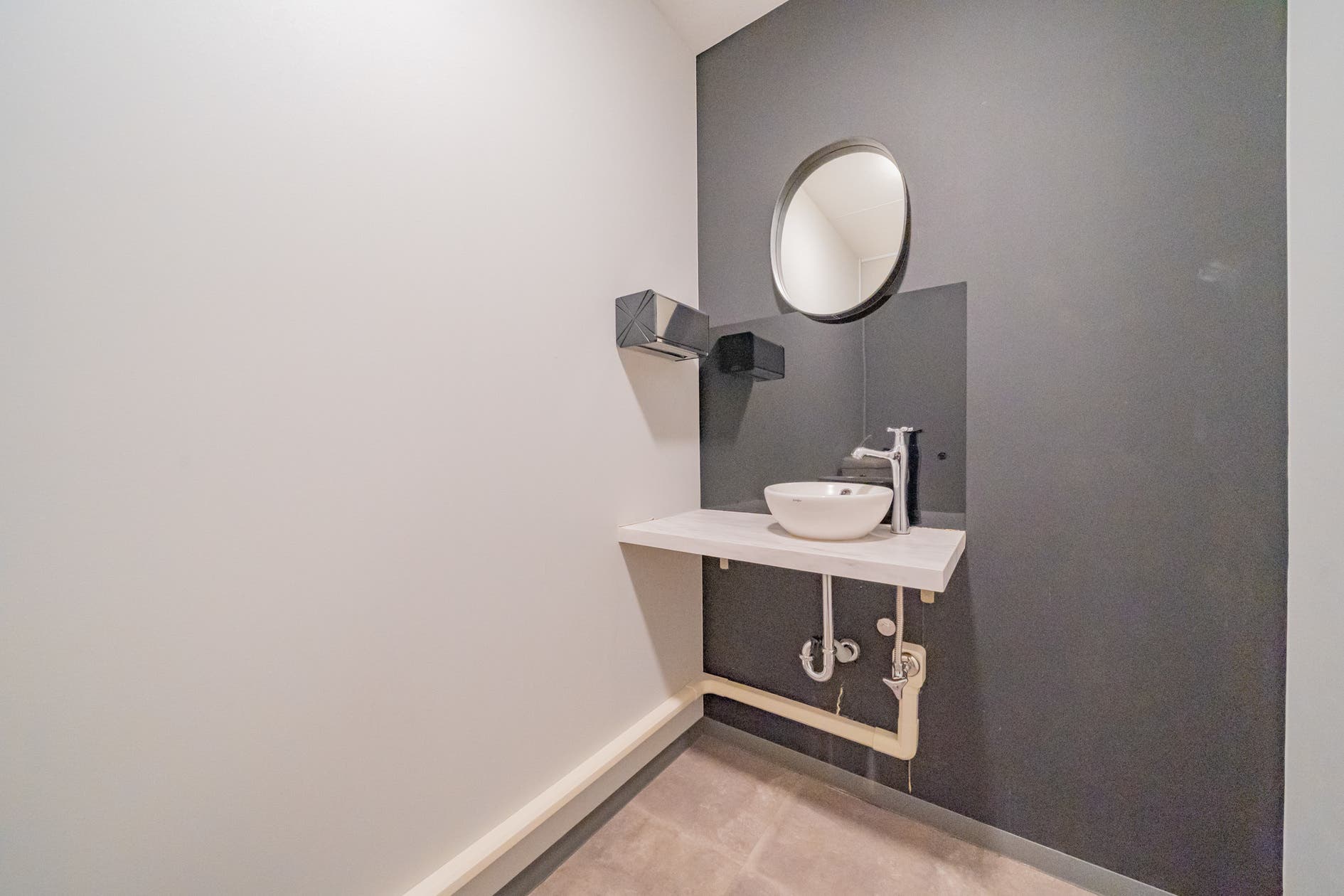 全席高級モニター・高級オフィスチェア完備。14名ワーク可能な天井高3m以上のデザイナーズオフィス。の写真9