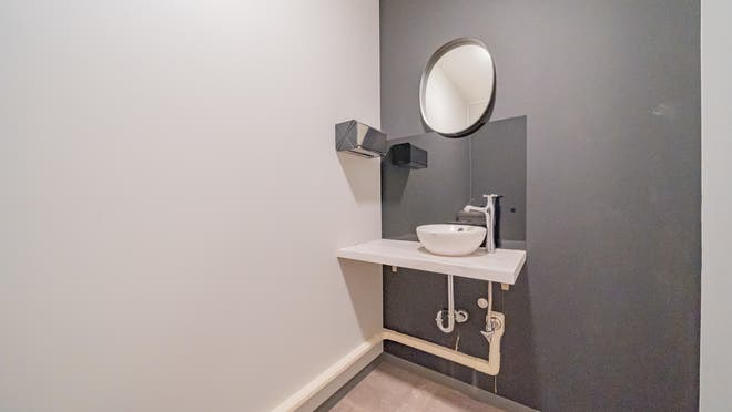 全席高級モニター・高級オフィスチェア完備。14名ワーク可能な天井高3m以上のデザイナーズオフィス。の写真9