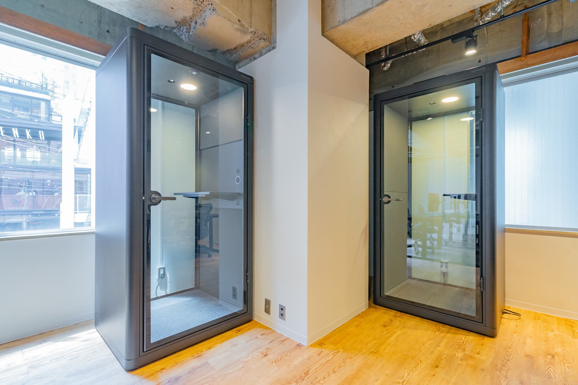 全席高級モニター・高級オフィスチェア完備。14名ワーク可能な天井高3m以上のデザイナーズオフィス。の写真8