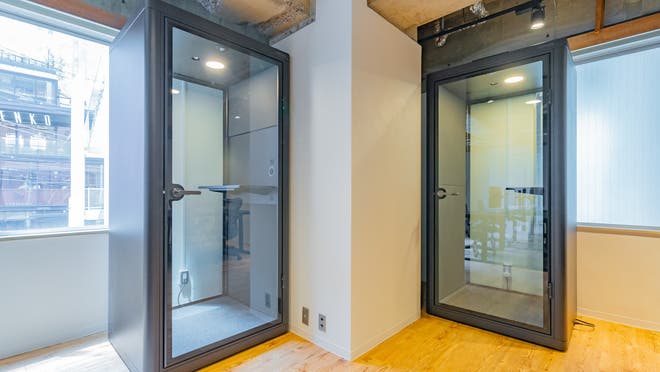 全席高級モニター・高級オフィスチェア完備。14名ワーク可能な天井高3m以上のデザイナーズオフィス。の写真8