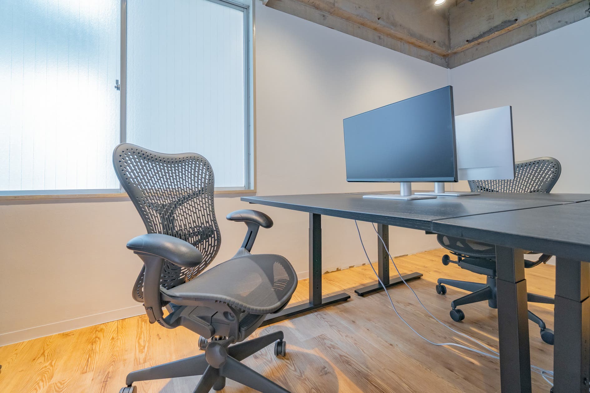 全席高級モニター・高級オフィスチェア完備。14名ワーク可能な天井高3m以上のデザイナーズオフィス。の写真5